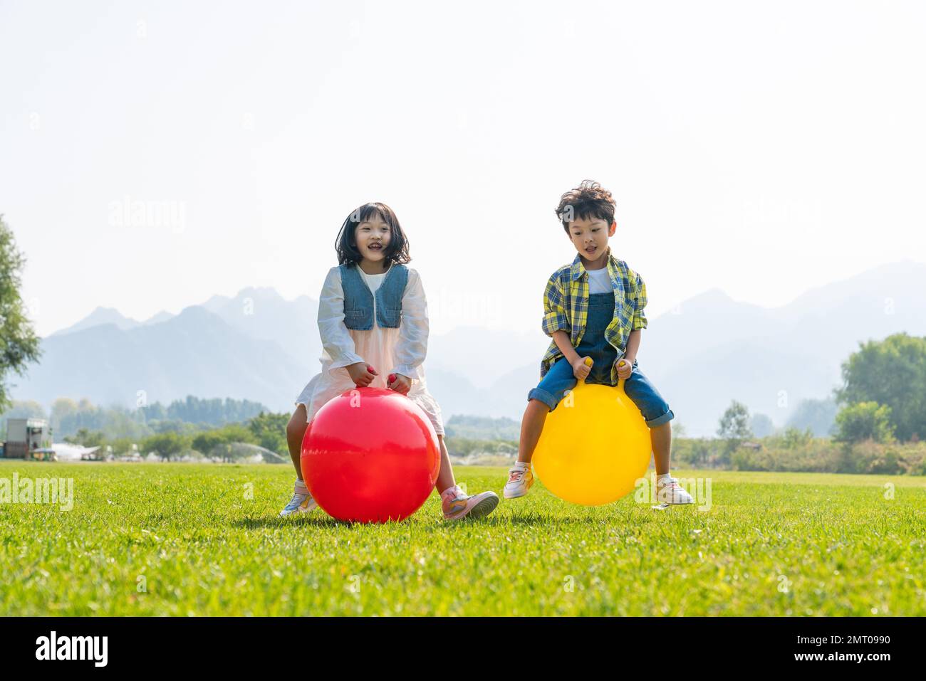 Girls playing ball games hi-res stock photography and images - Alamy