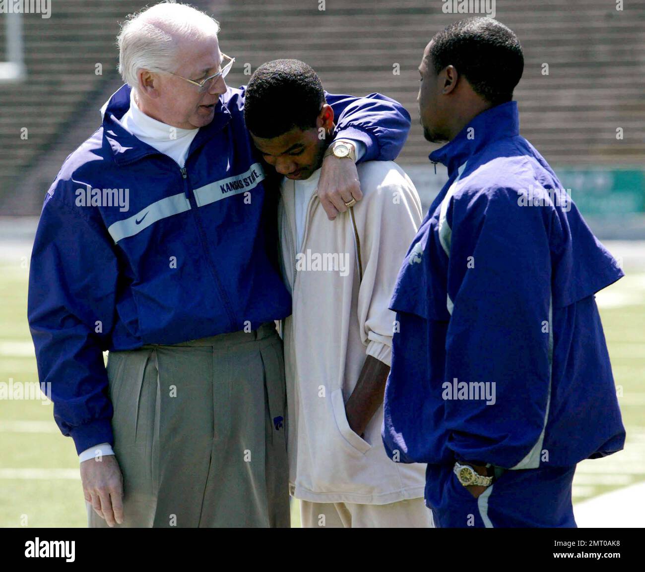 FILE - In this May 1, 2004, file photo, Kansas State coach Bill Snyder talks with running back ...