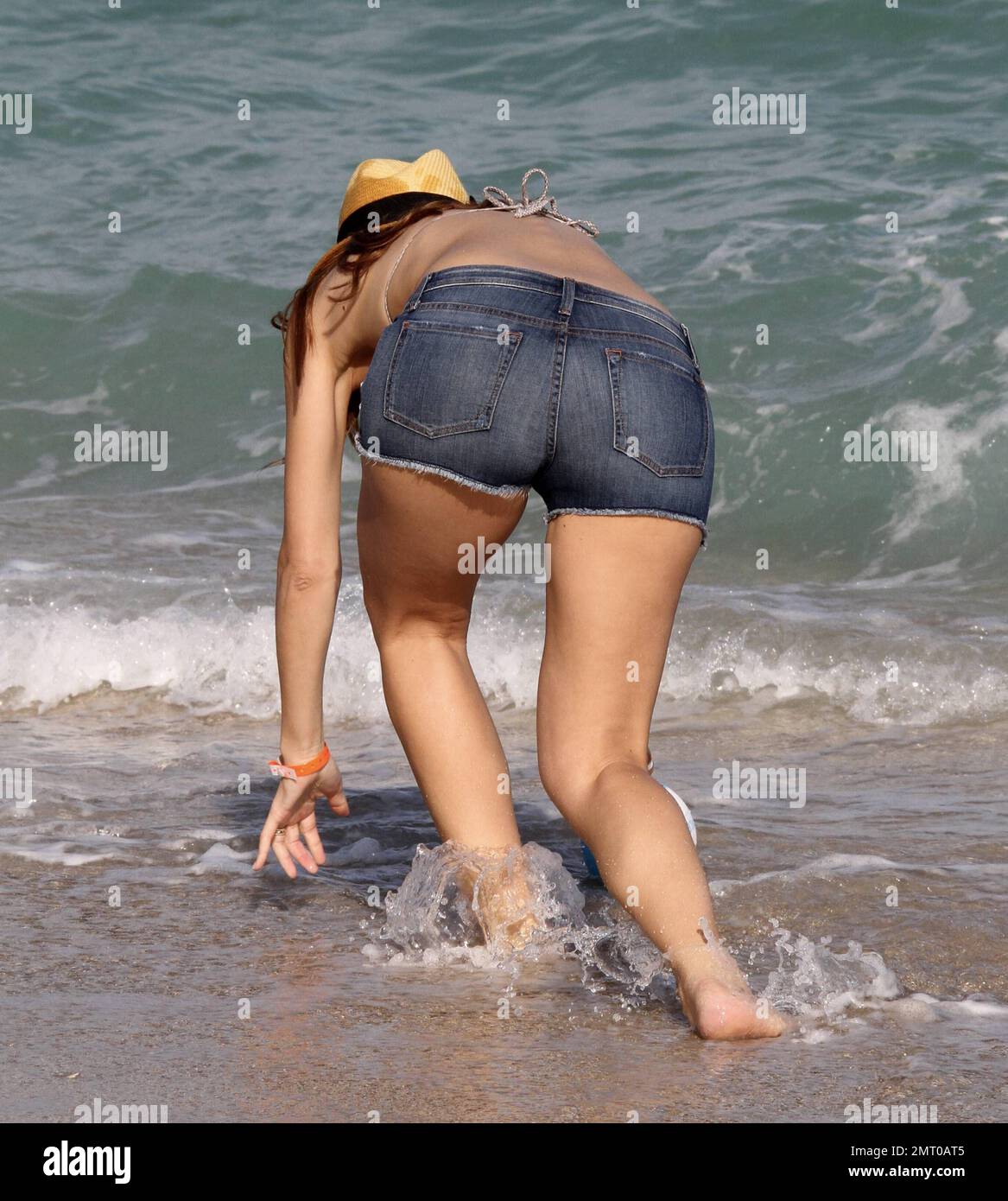 Maria Menounos shows off her incredible figure in a tiny pair of daisy dukes and a bikini top ...