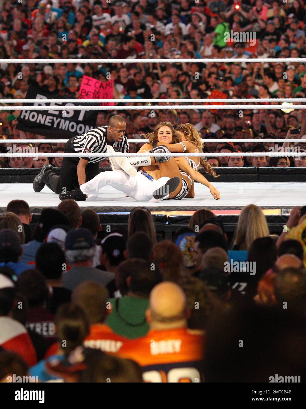 'DWTS' contestant Maria Menounos partners up with wrestler Kelly Kelly ...