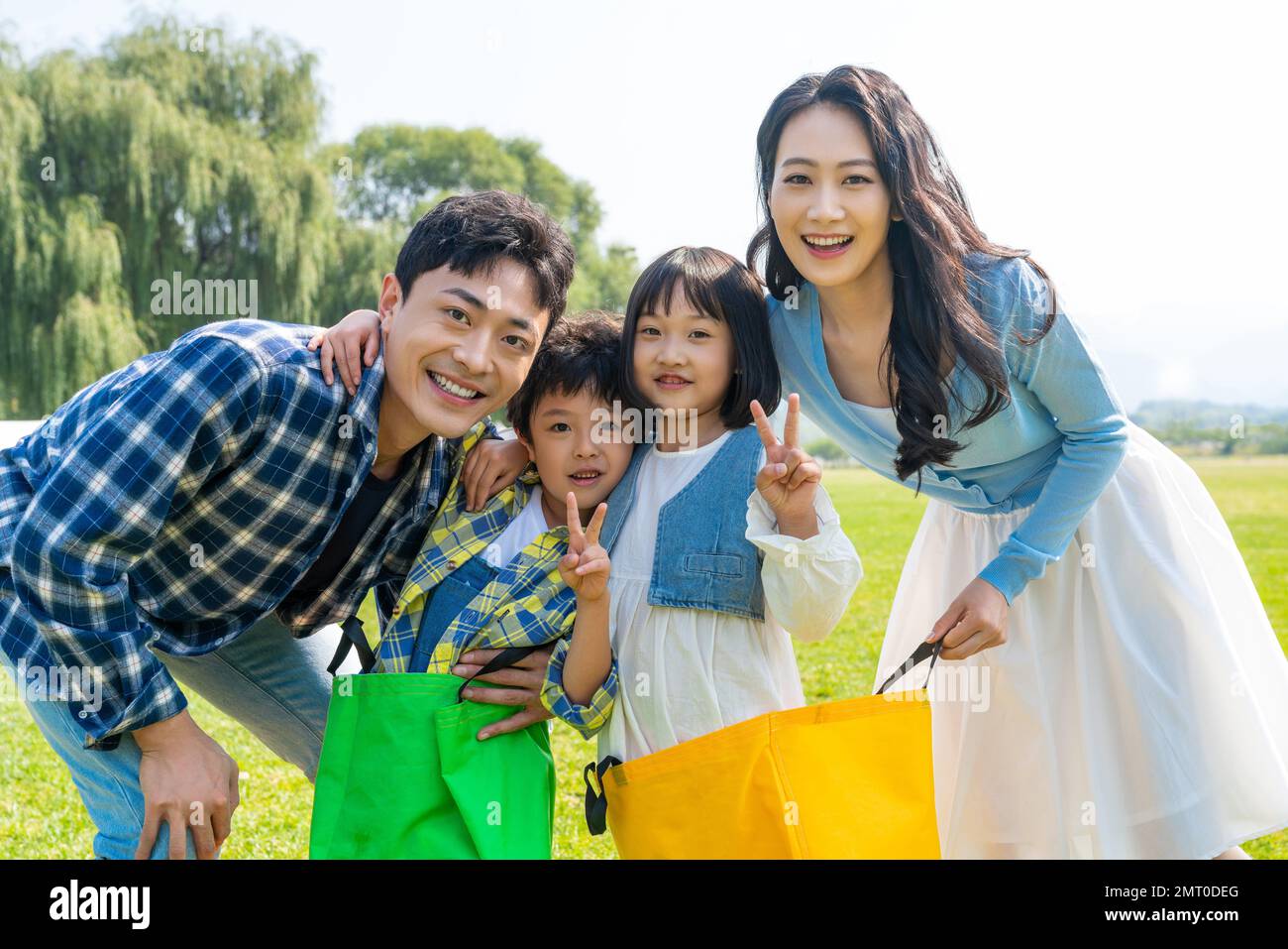 Chinese family four children hi-res stock photography and images - Alamy