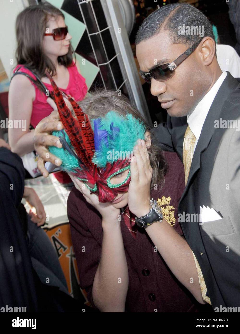 Michael Jackson with his three children go shopping wearing masks at ...