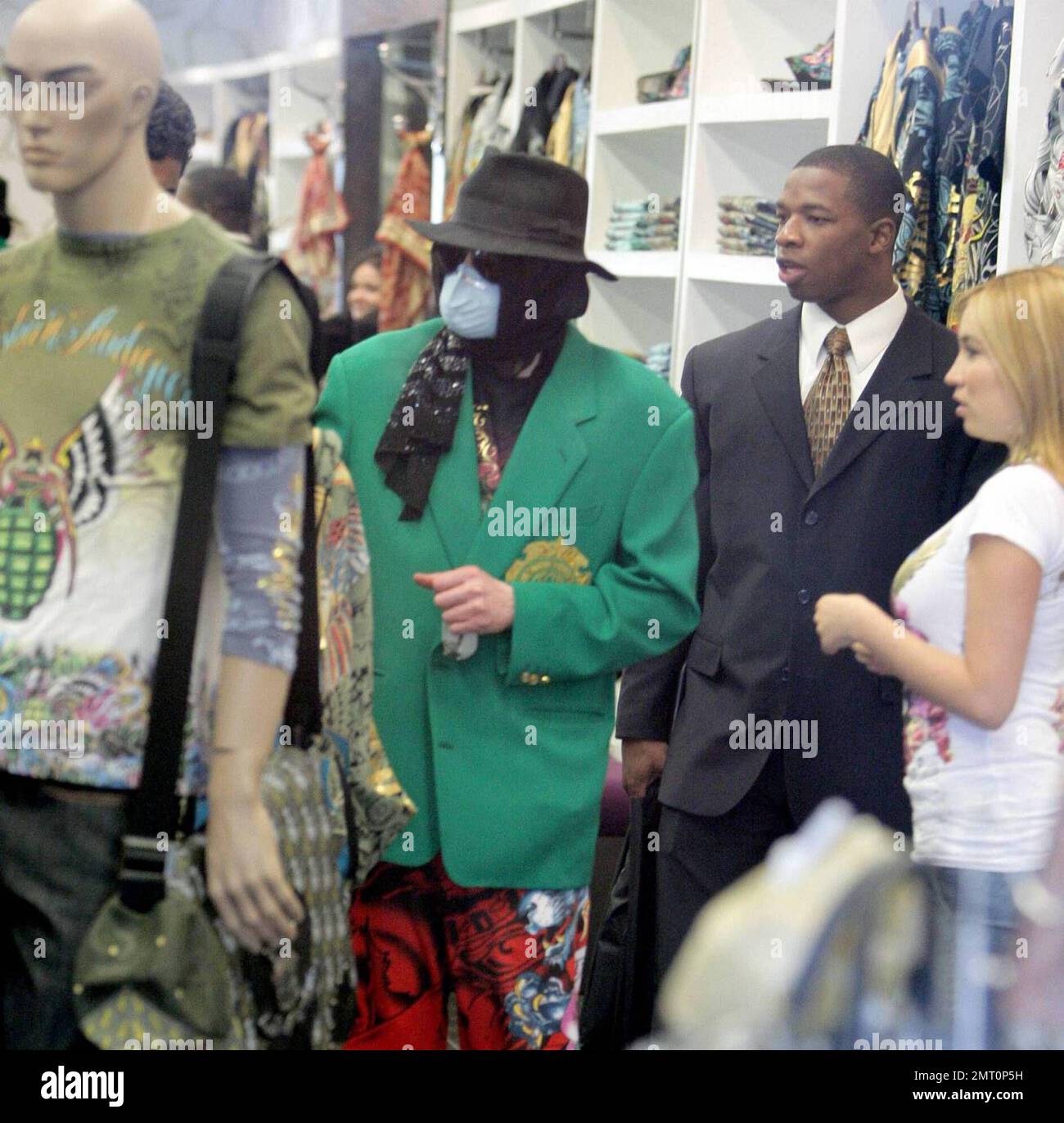 Michael Jackson with his three children go shopping wearing masks at ...