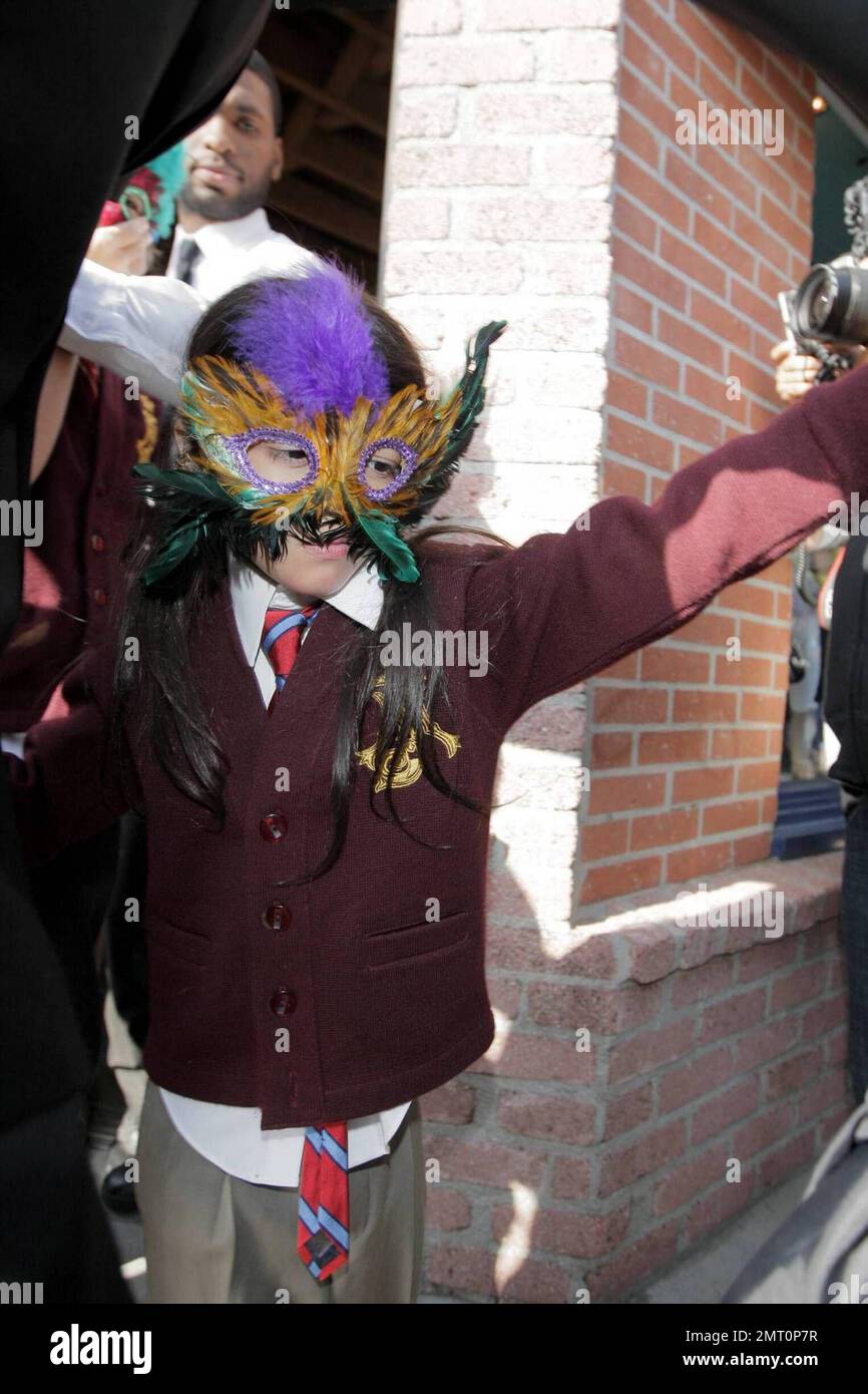 Michael Jackson with his three children go shopping wearing masks at ...