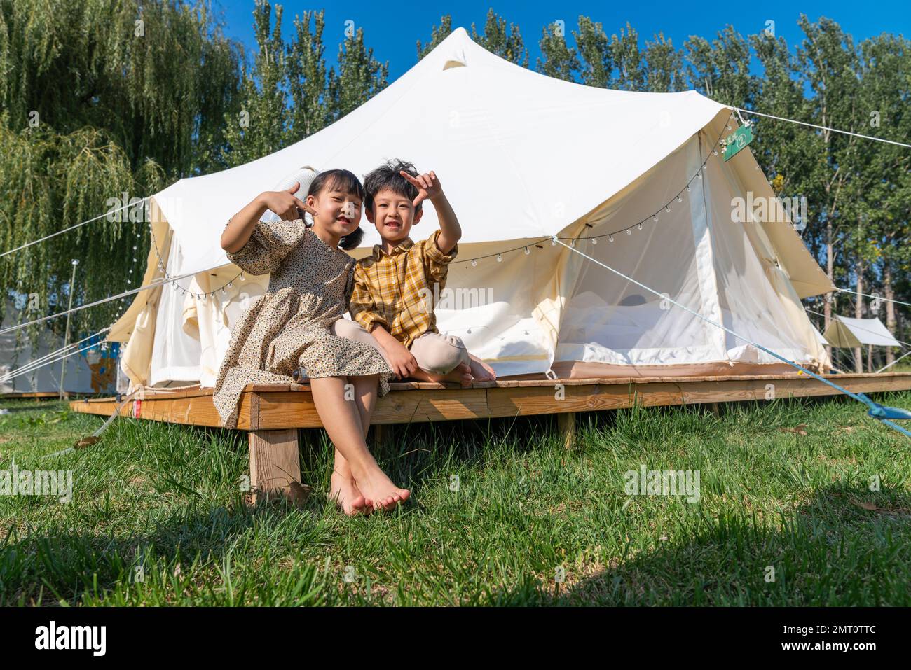 Children playing outside tent hi-res stock photography and images - Alamy