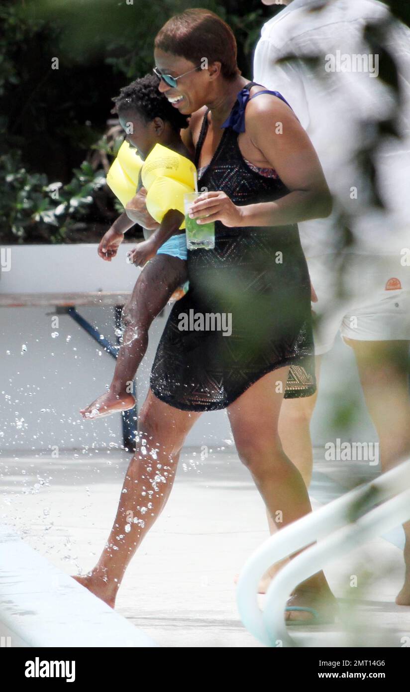 The Biggest Looser's trainer, Jillian Michaels, enjoys some pool time ...