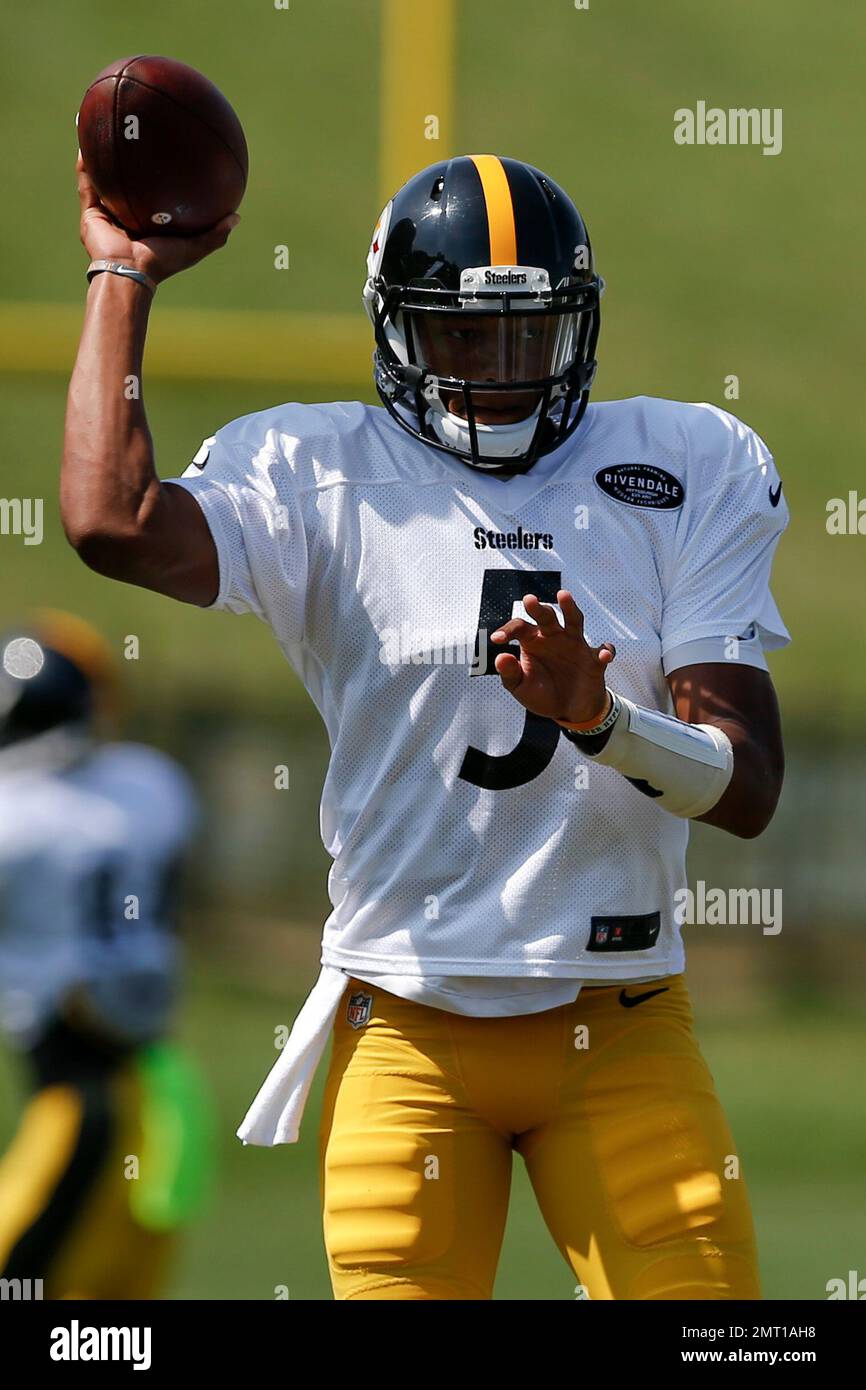 Pittsburgh Steelers quarterback Joshua Dobbs (5) passes during drills ...