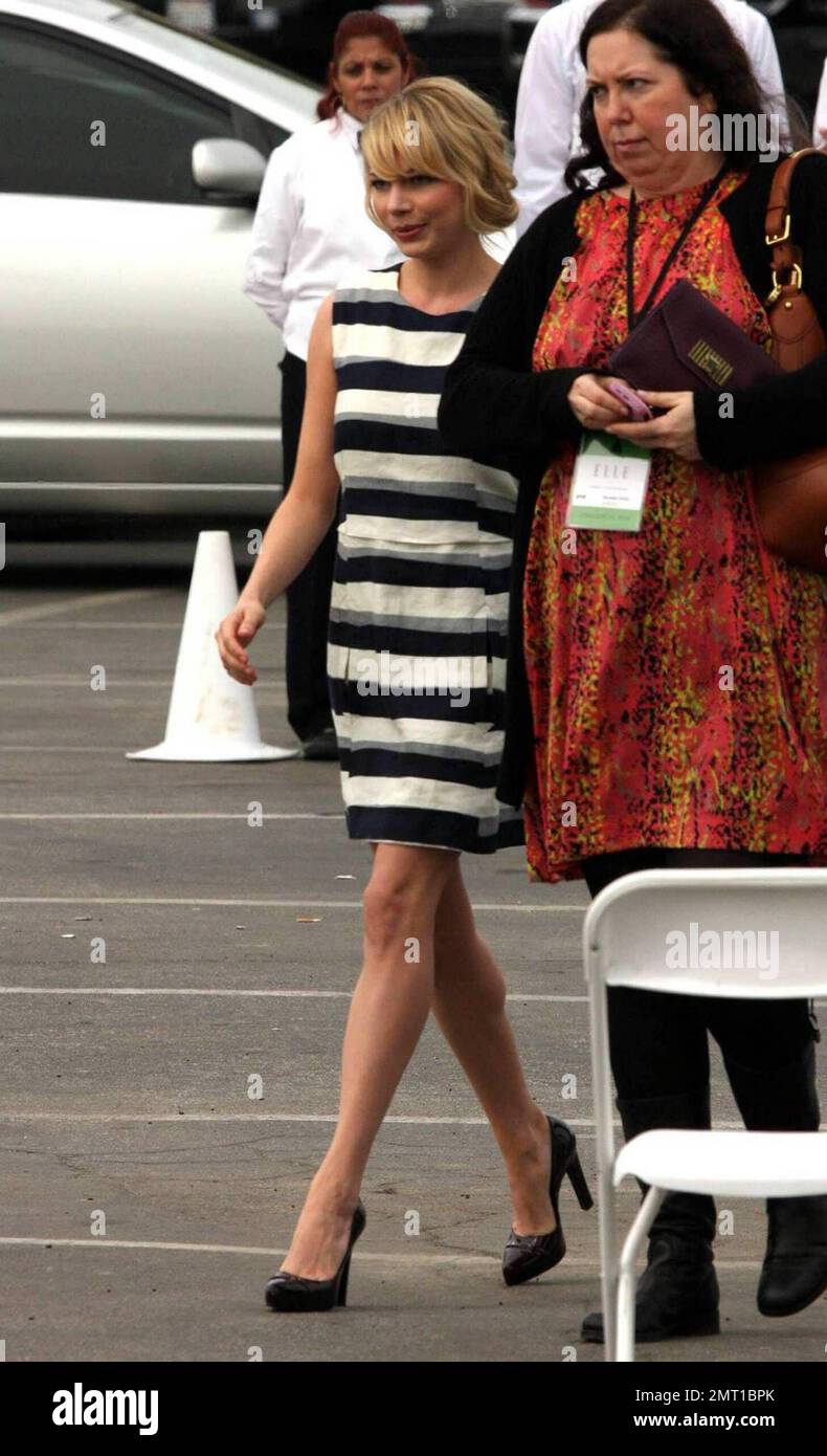 Michelle Williams greets fans before entering the Spirit Awards in ...