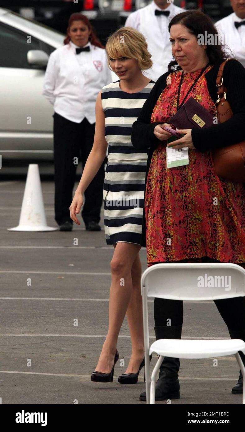 Michelle Williams greets fans before entering the Spirit Awards in ...