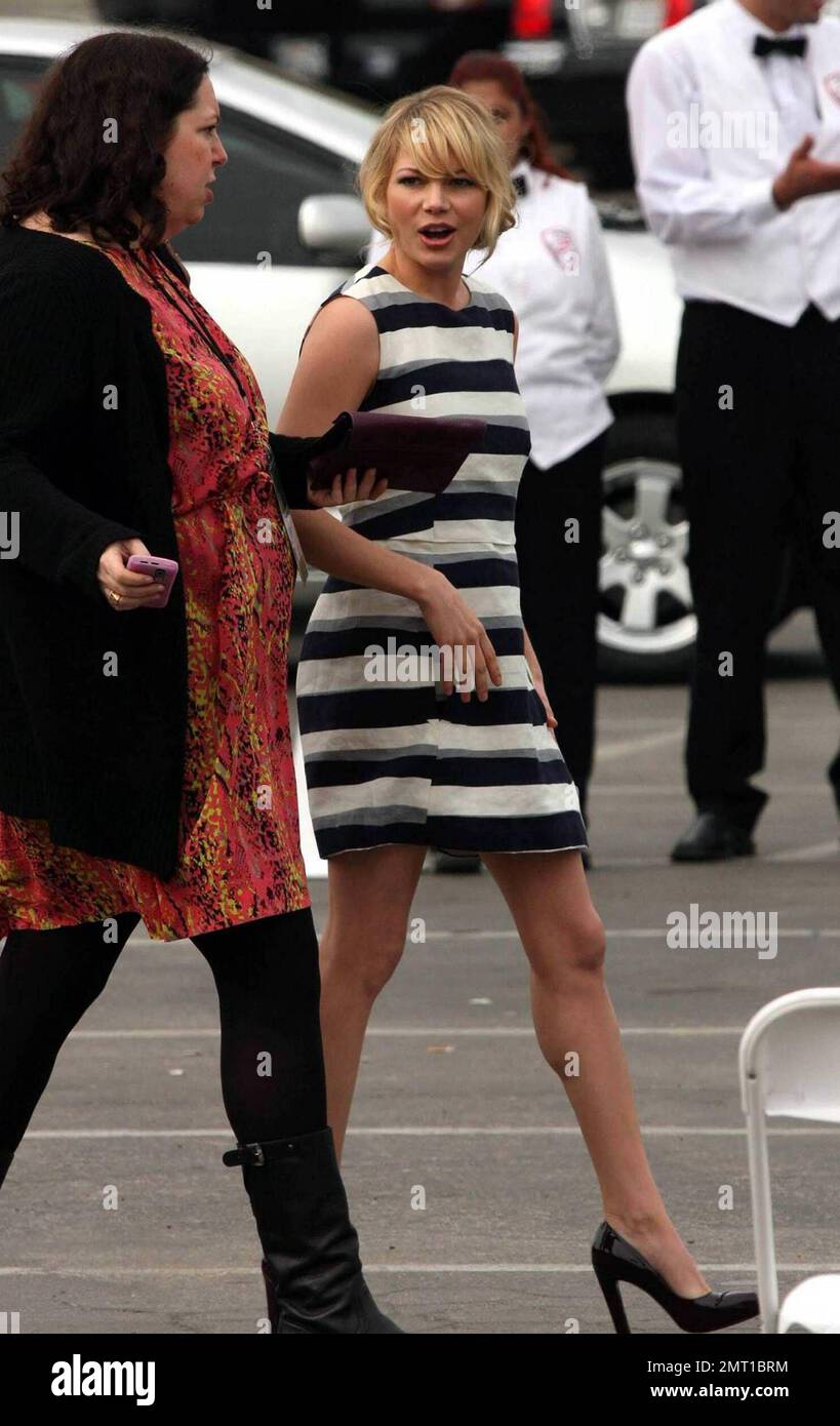 Michelle Williams greets fans before entering the Spirit Awards in ...