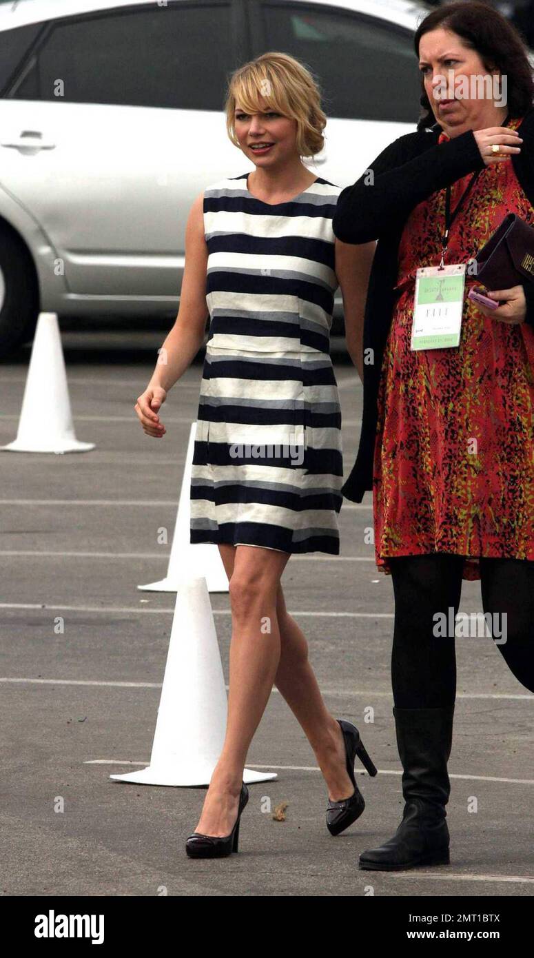 Michelle Williams greets fans before entering the Spirit Awards in ...
