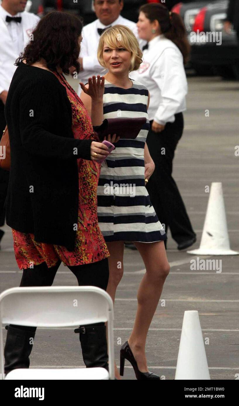 Michelle Williams greets fans before entering the Spirit Awards in ...