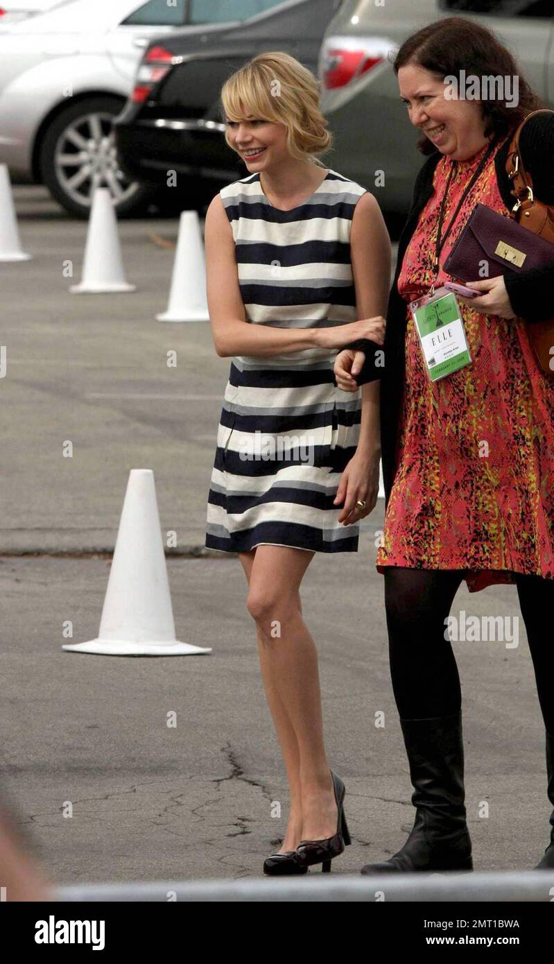 Michelle Williams greets fans before entering the Spirit Awards in ...