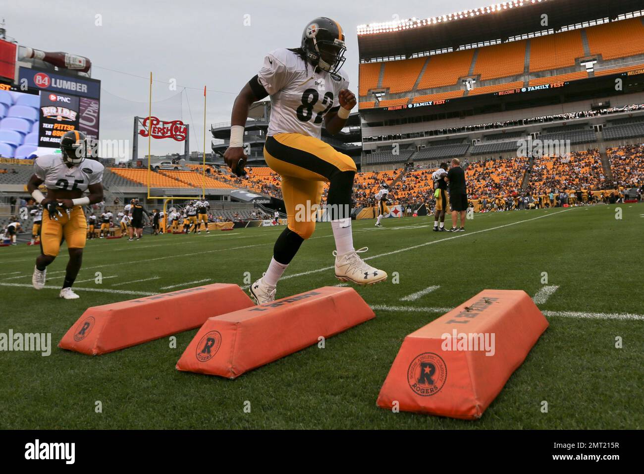 Pittsburgh Steelers tight end David Johnson (82) goes through agility ...