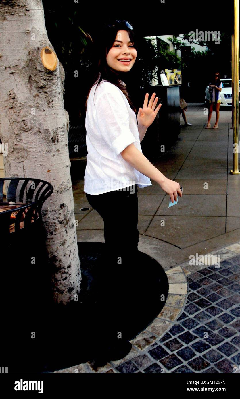 "iCarly" star Miranda Cosgrove goes casual in a white top and black ...