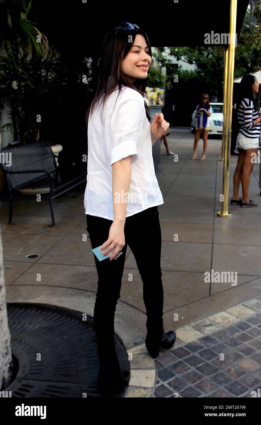 "iCarly" star Miranda Cosgrove goes casual in a white top and black ...