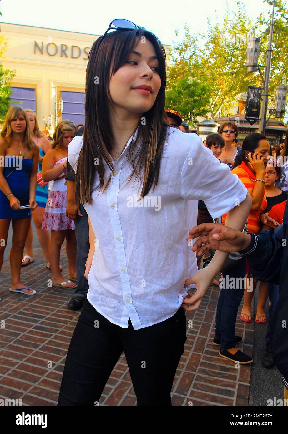 "iCarly" star Miranda Cosgrove goes casual in a white top and black ...