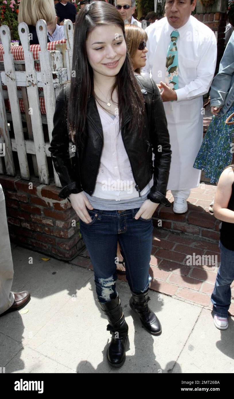 "ICarly" star Miranda Cosgrove leaves the Ivy and strolls on Robertson ...