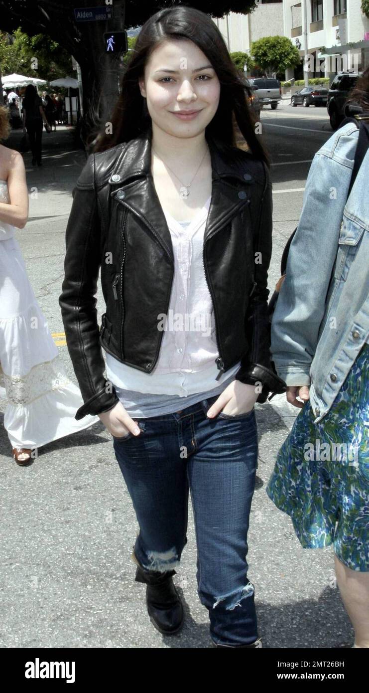 "ICarly" star Miranda Cosgrove leaves the Ivy and strolls on Robertson ...