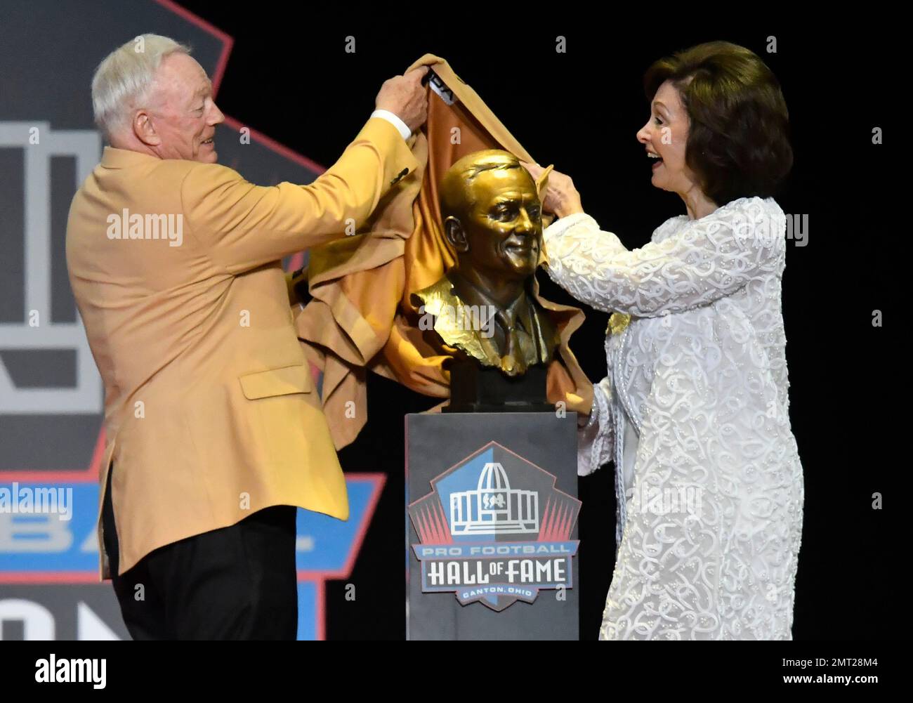 Dallas Cowboys owner Jerry Jones, left, and his wife and presenter ...