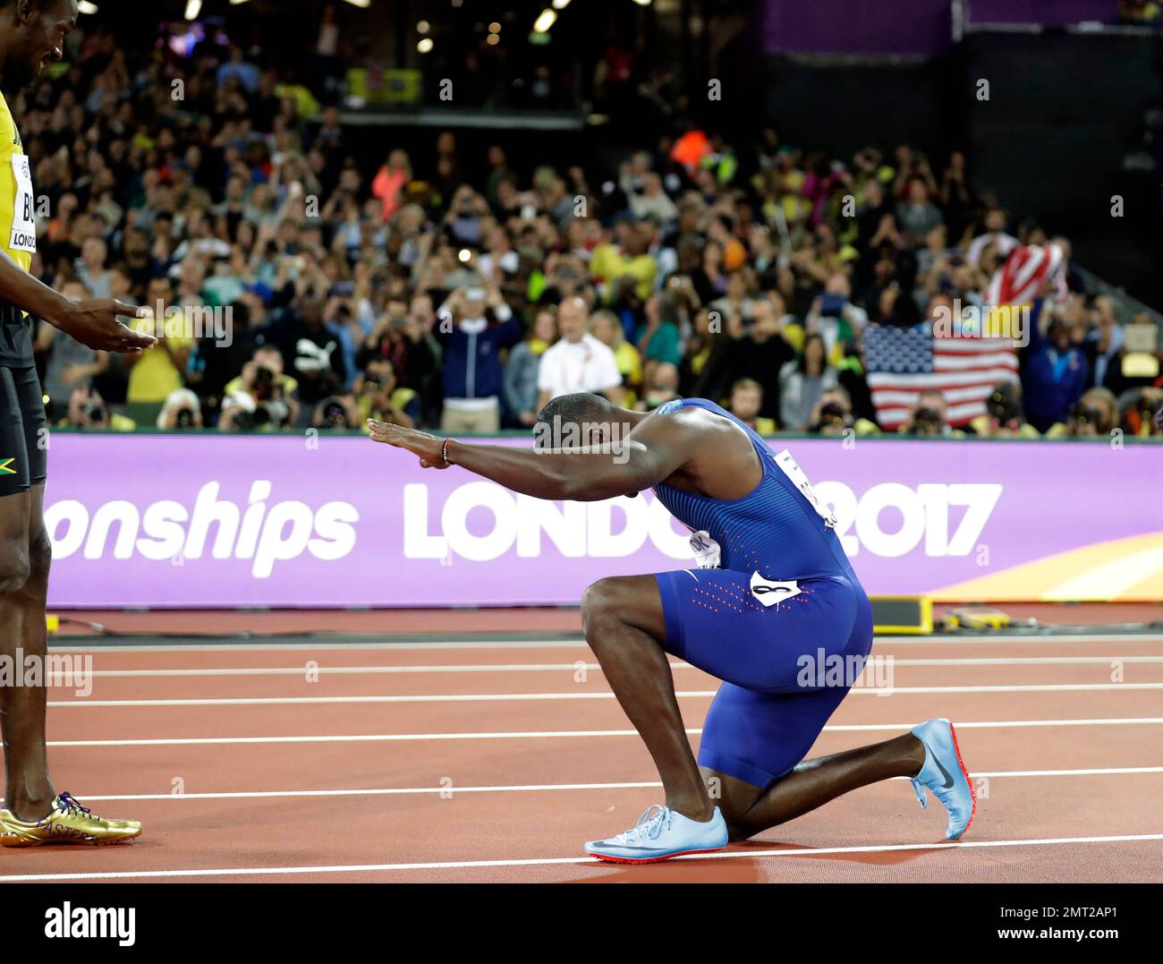 Justin Gatlin, ganador de la medalla de oro, se arrodilla frente a ...