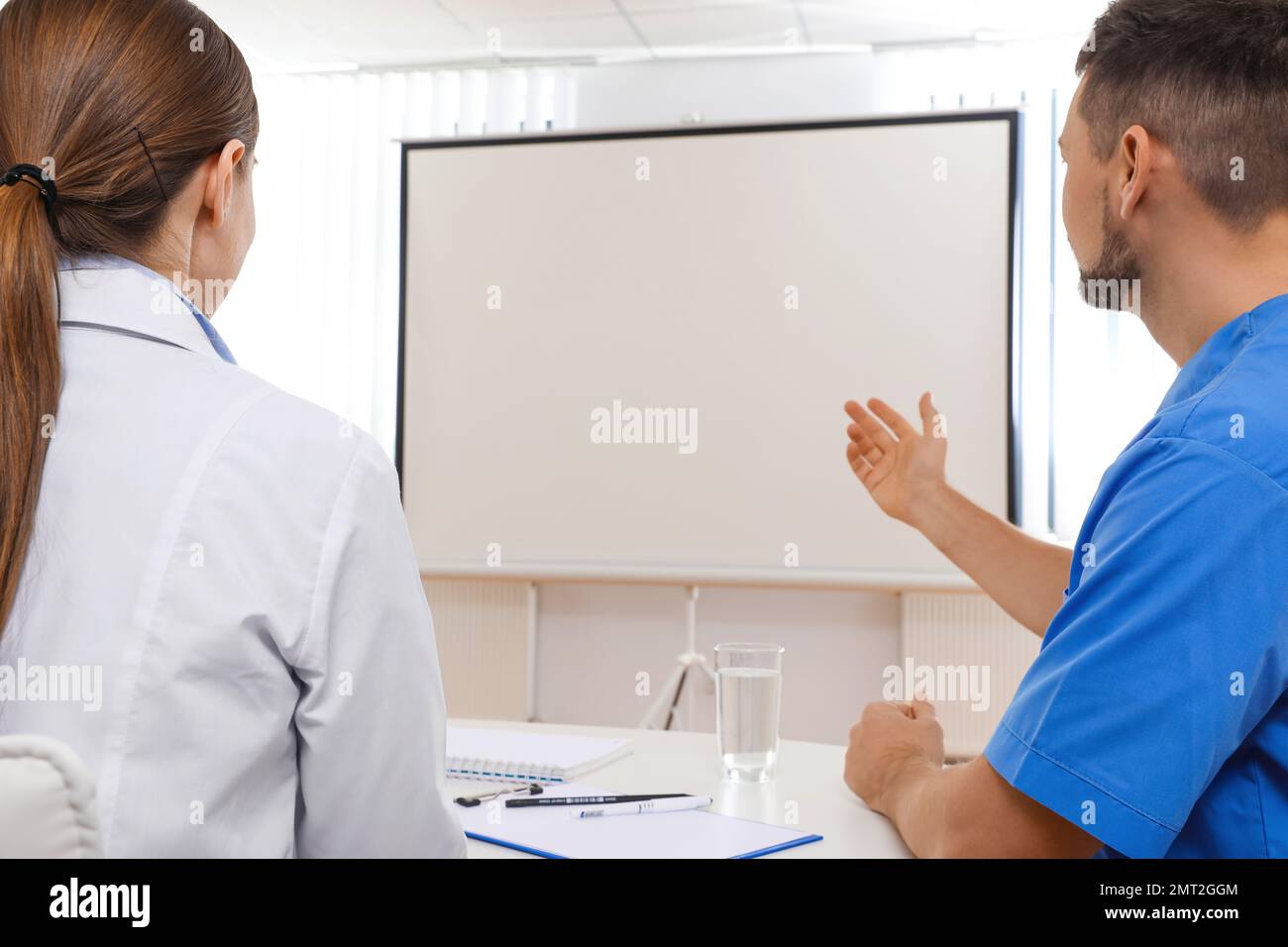 Doctors team consult hi-res stock photography and images - Alamy