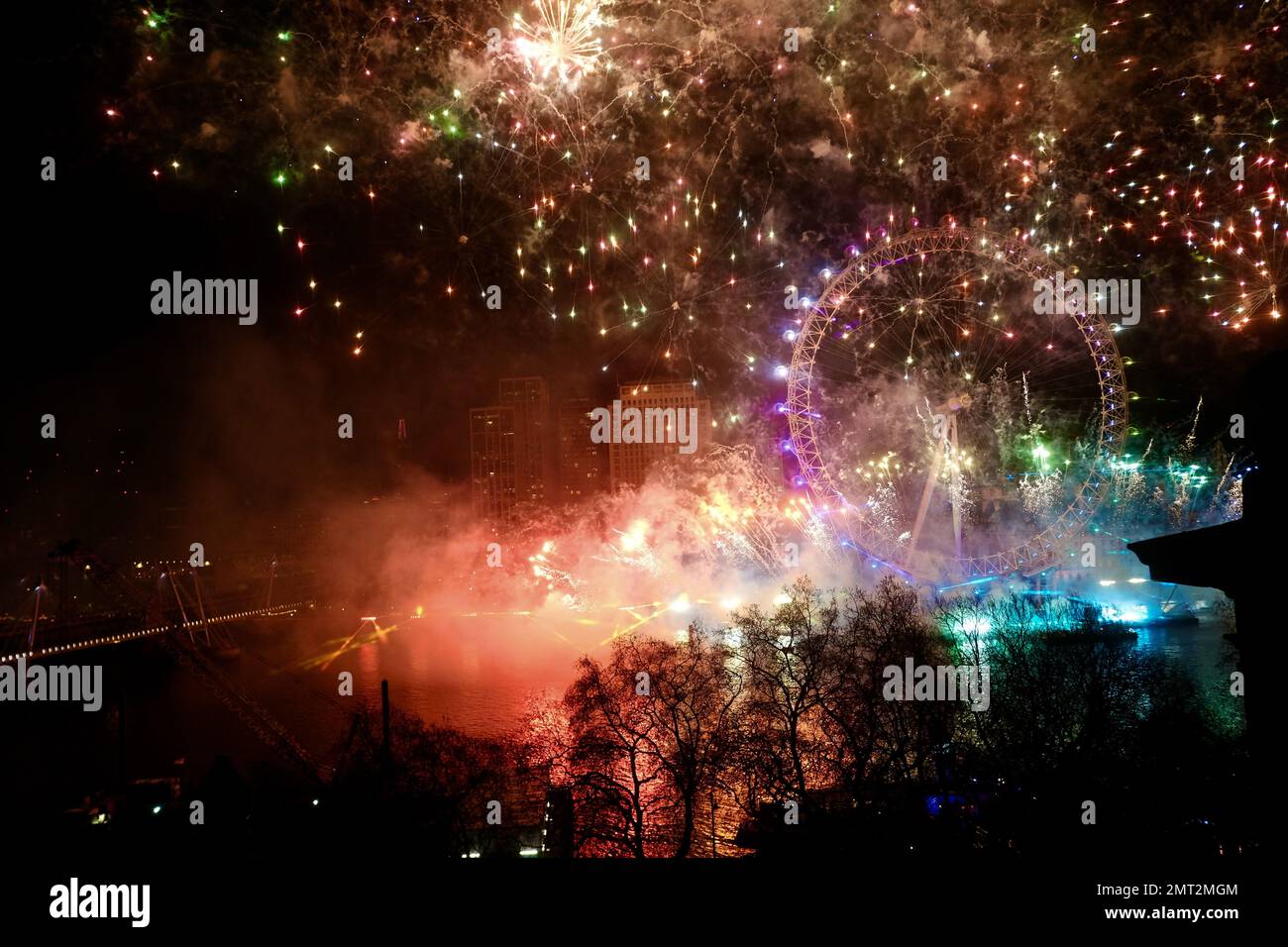 2023 london new years eve fireworks hi-res stock photography and images ...