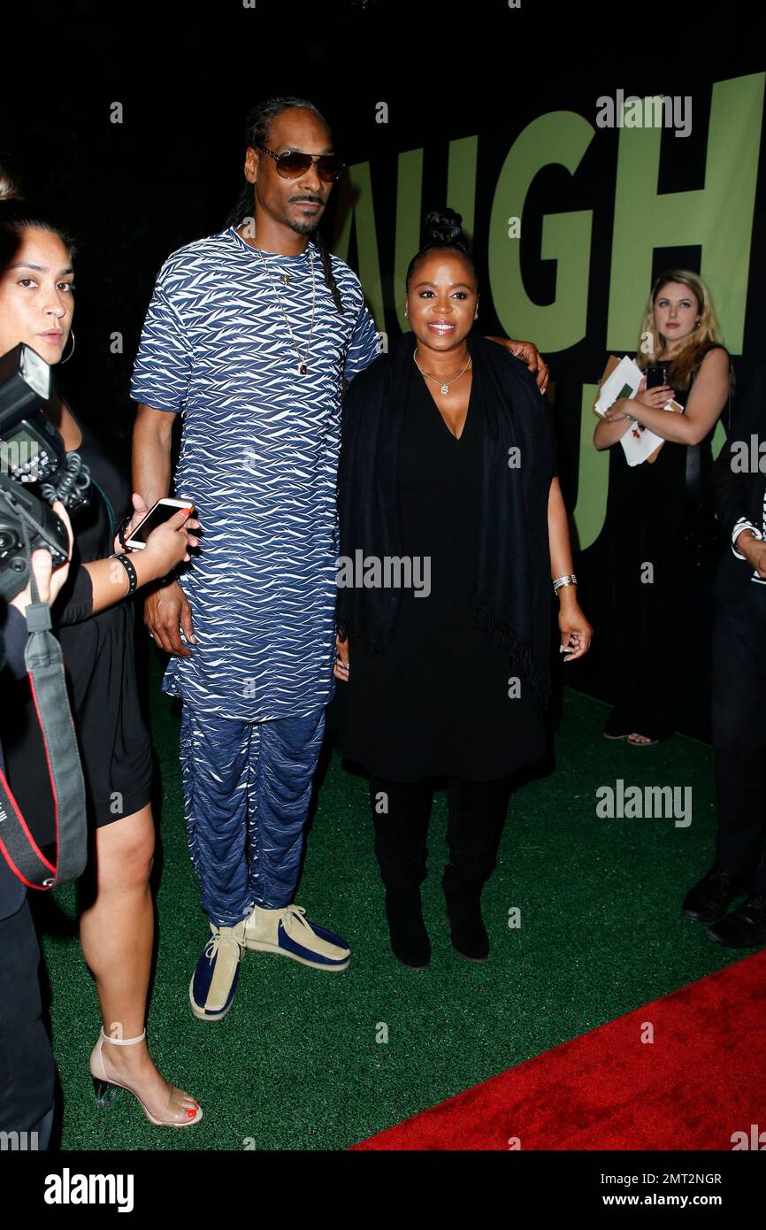 Rapper Snoop Dogg and wife Shante Broadus pose at Kevin Hart's "Laugh ...