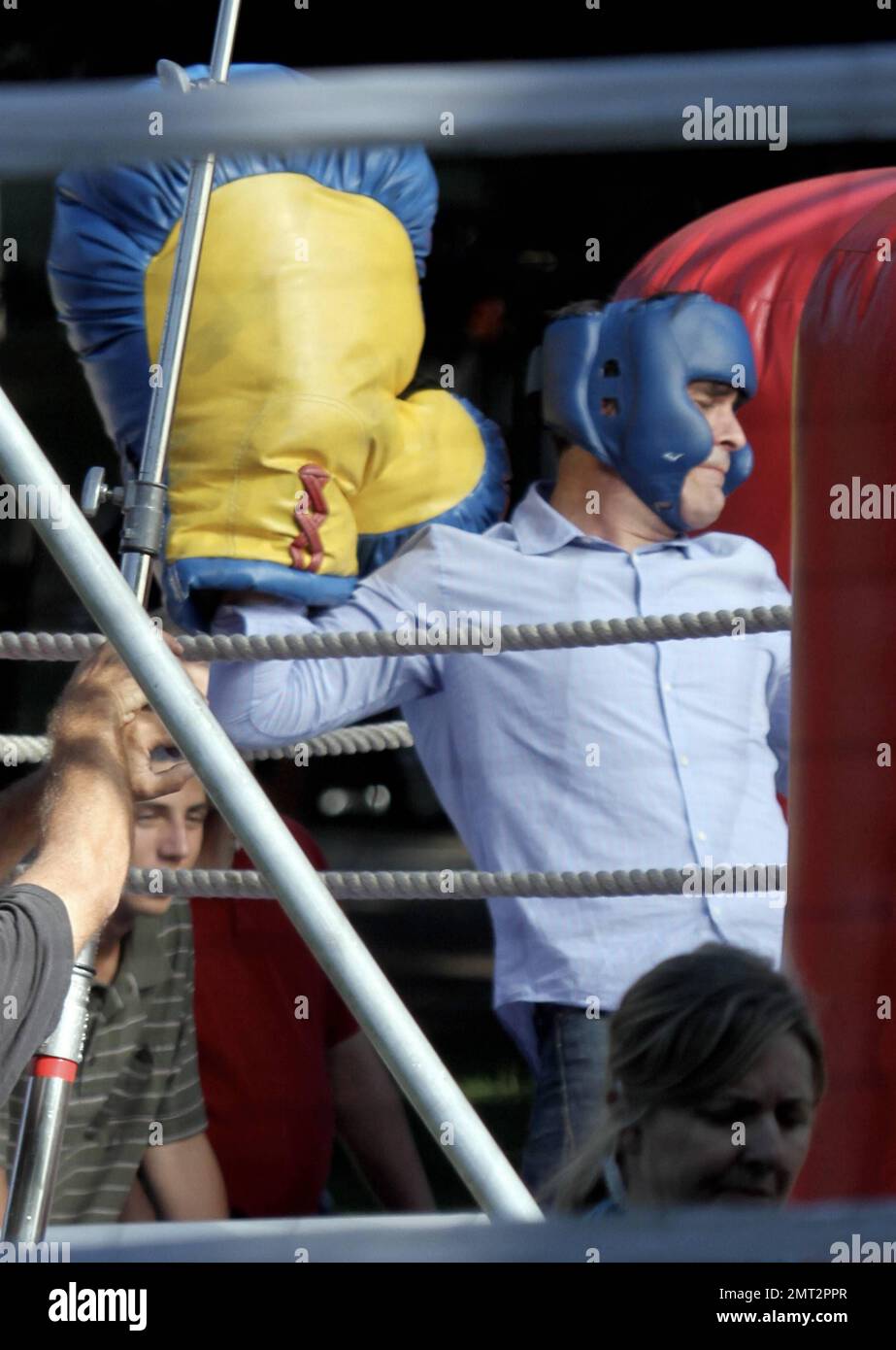 Giant boxing gloves hi-res stock photography and images - Alamy