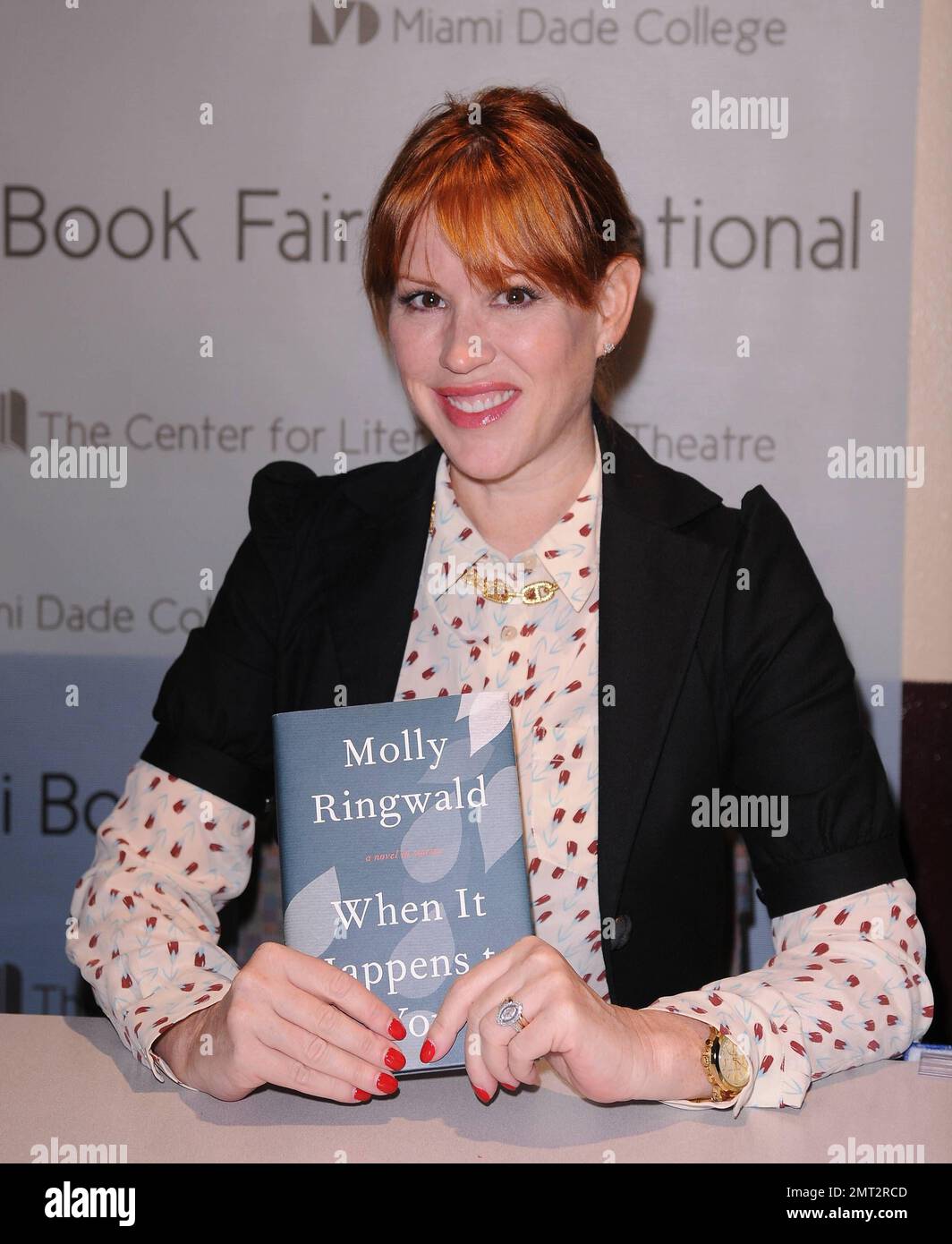 Molly ringwald signs copies hi-res stock photography and images - Alamy