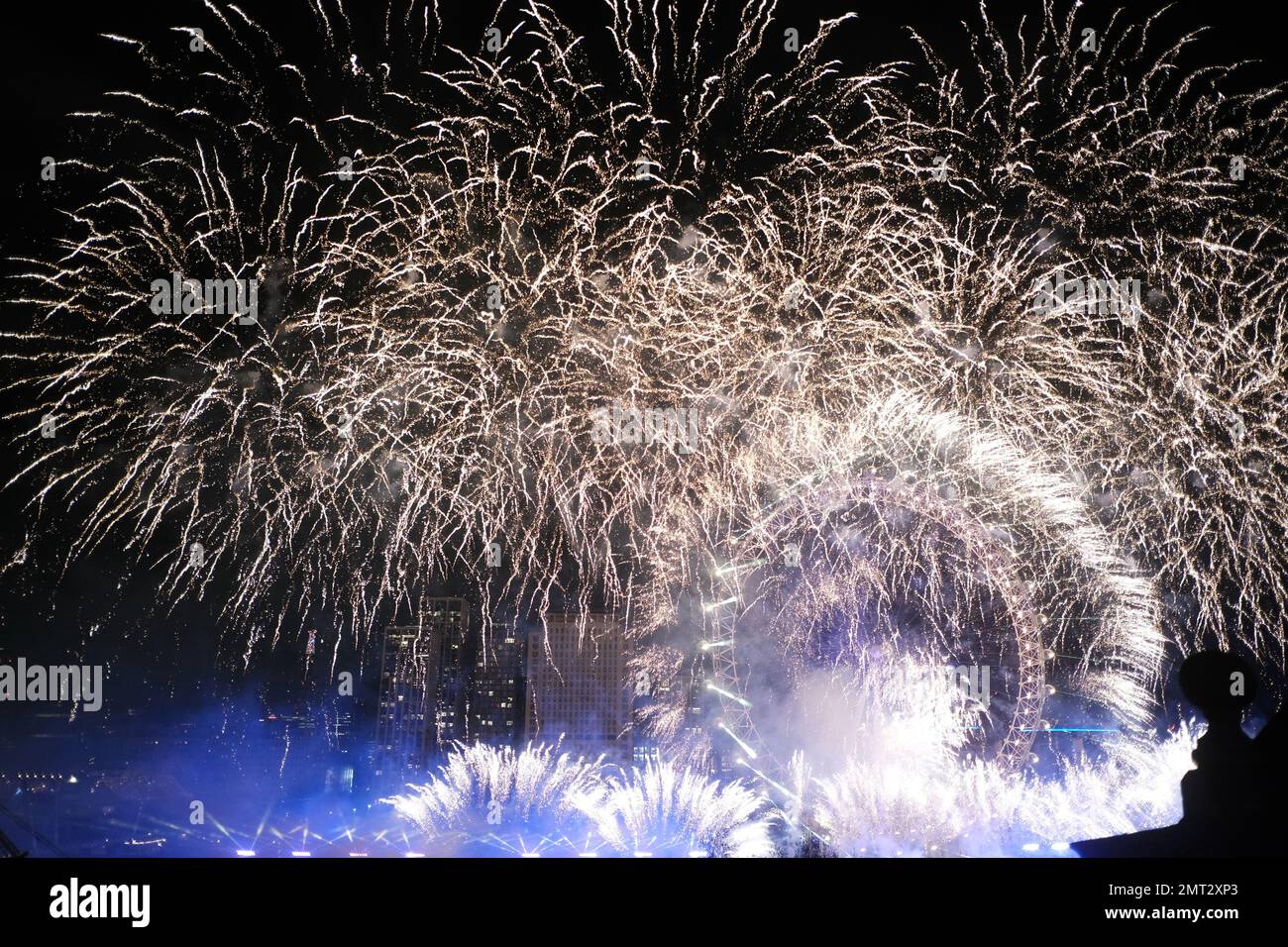 2023 london new years eve fireworks hi-res stock photography and images ...