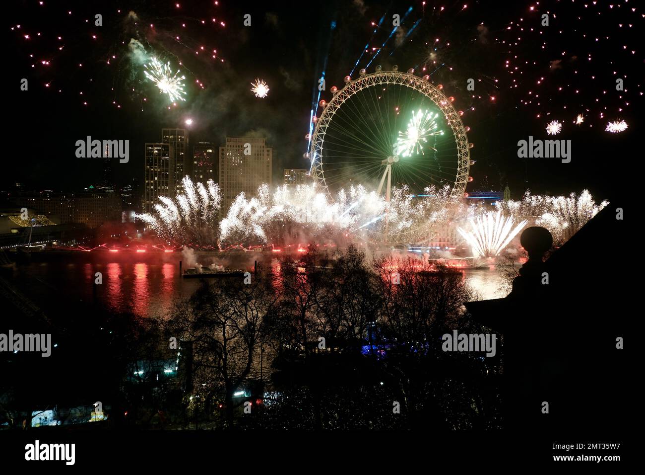 2023 london new years eve fireworks hi-res stock photography and images ...