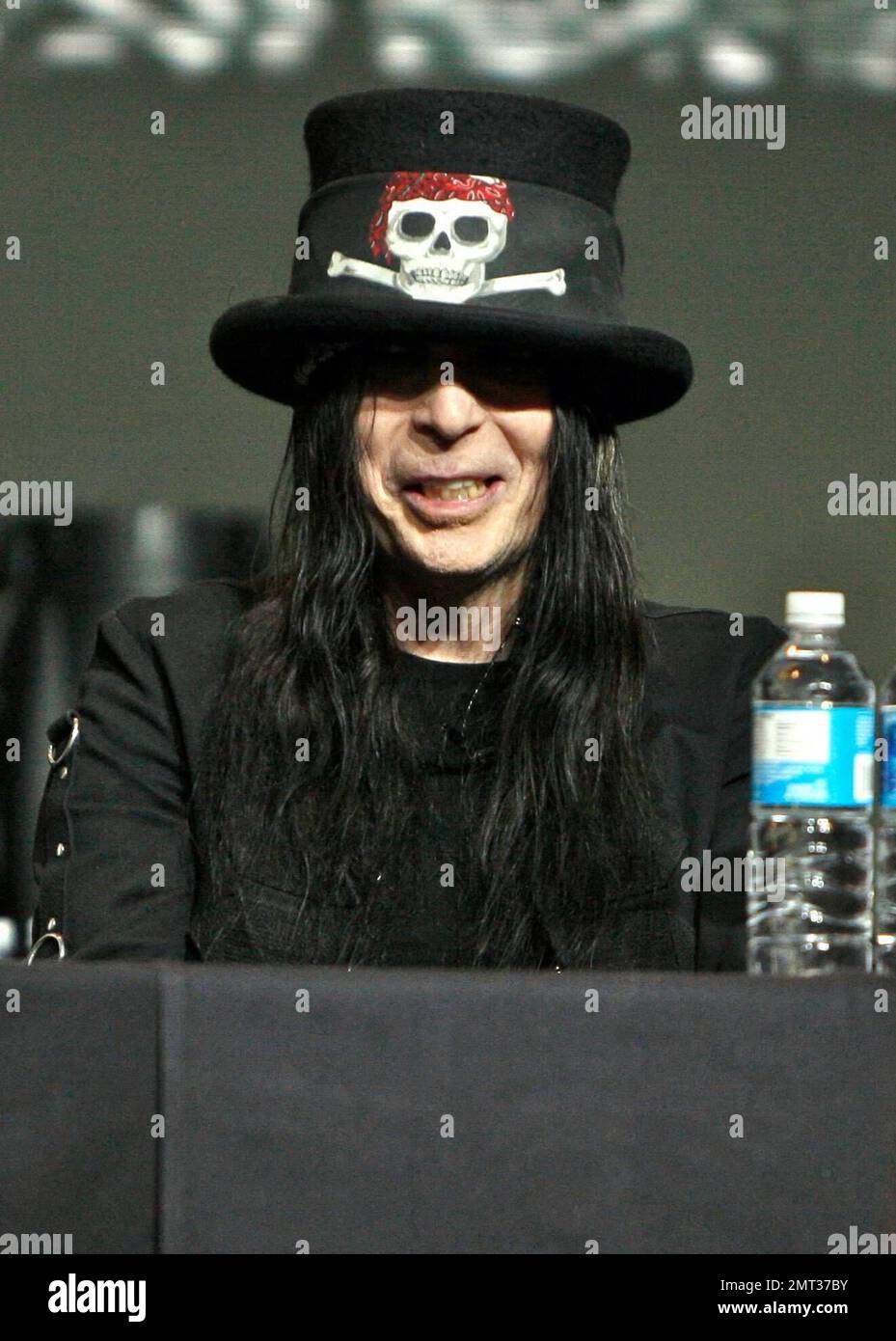 Motley Crue performs and announces Crue Fest featuring Buckcherry ...