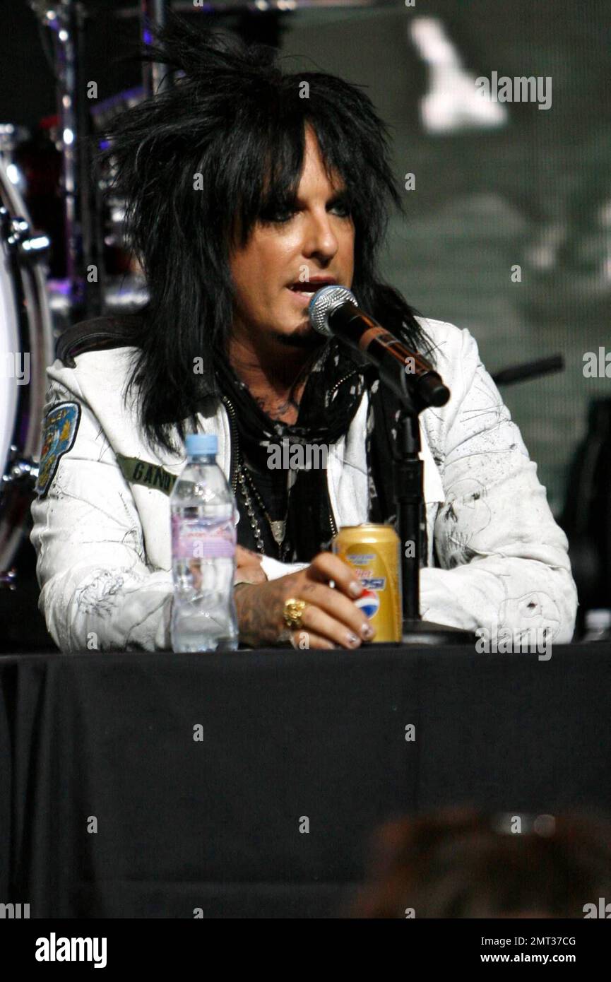 Motley Crue performs and announces Crue Fest featuring Buckcherry ...