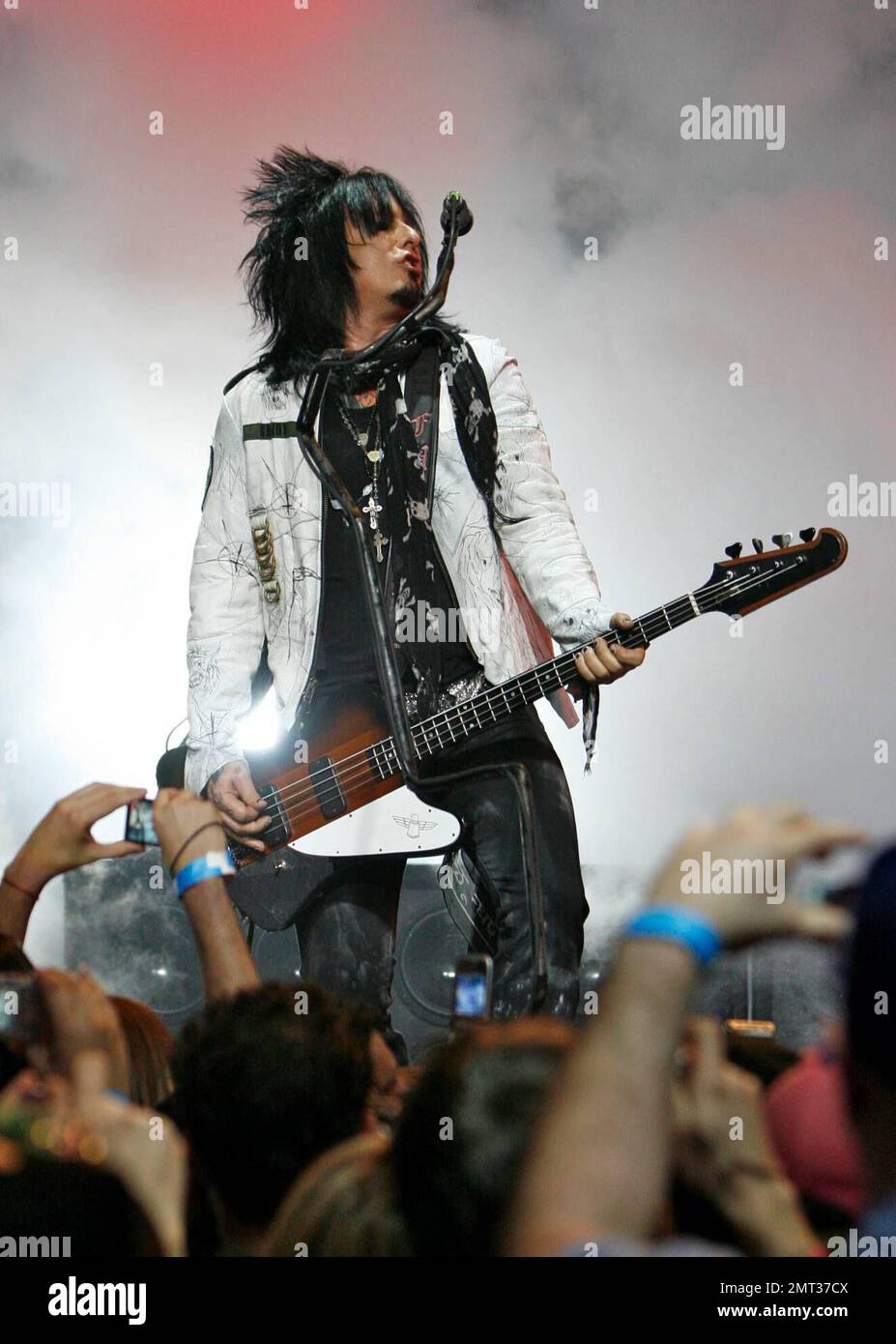 Motley Crue performs and announces Crue Fest featuring Buckcherry ...