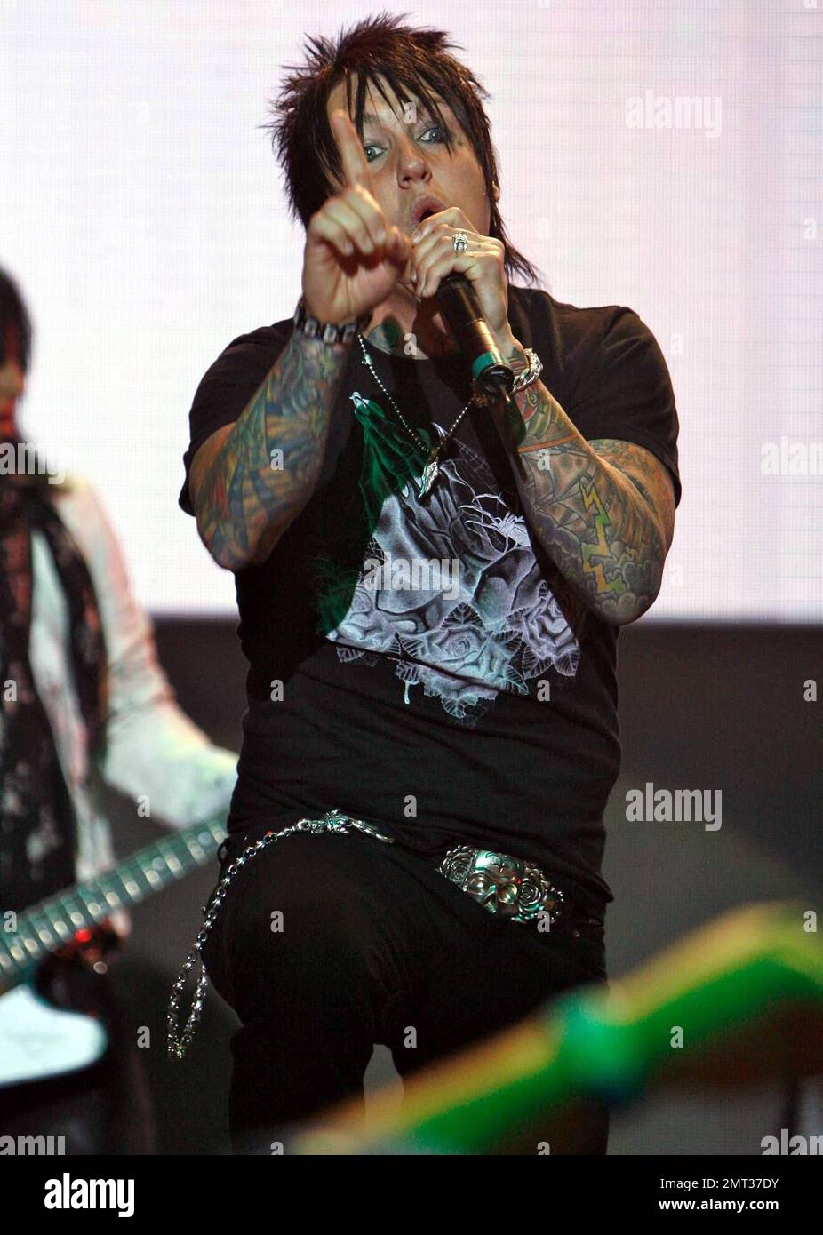 Motley Crue performs and announces Crue Fest featuring Buckcherry ...