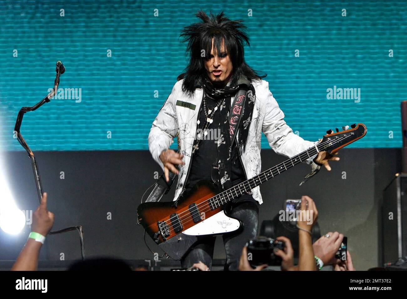 Motley Crue performs and announces Crue Fest featuring Buckcherry ...