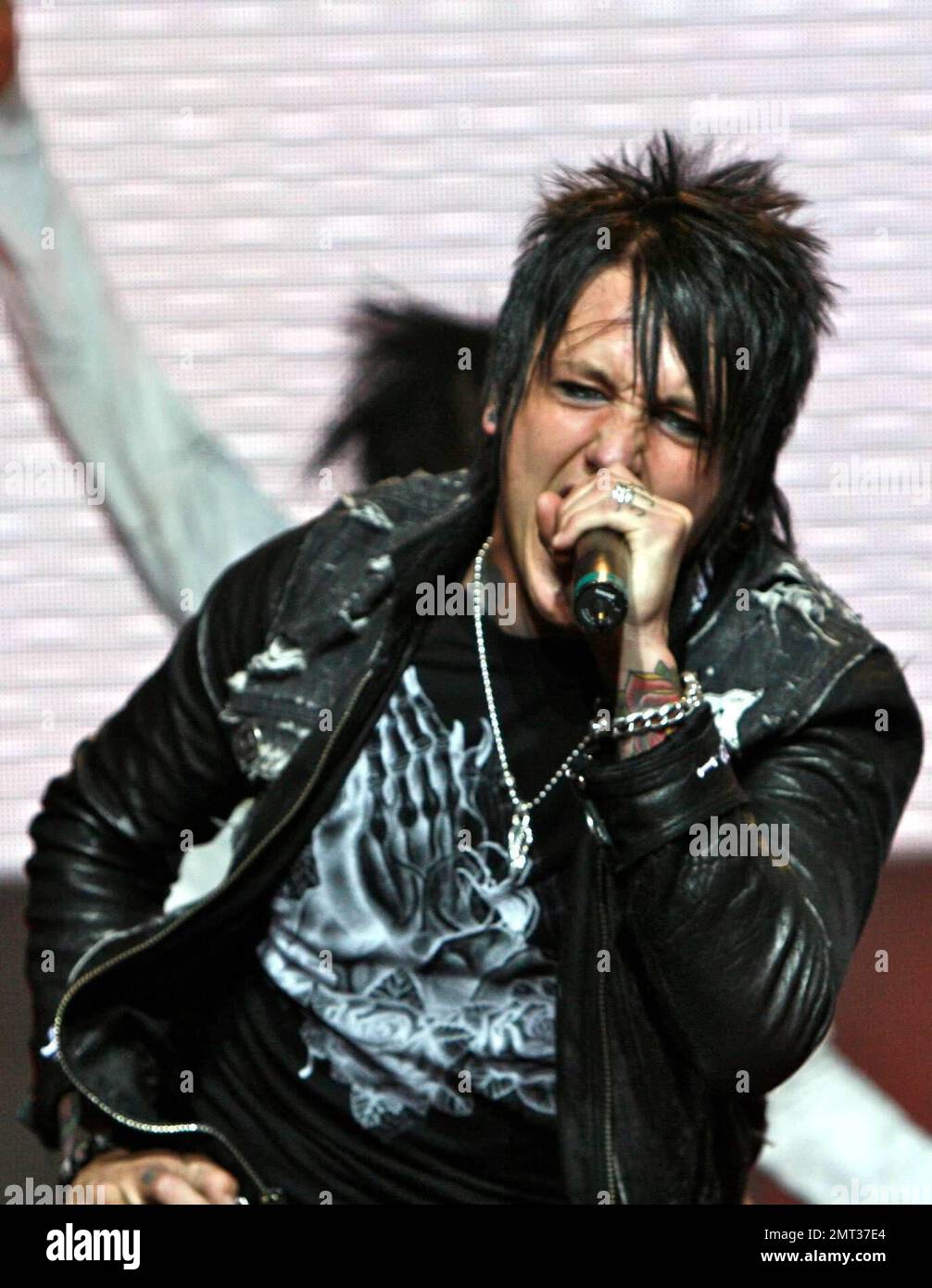 Motley Crue performs and announces Crue Fest featuring Buckcherry ...