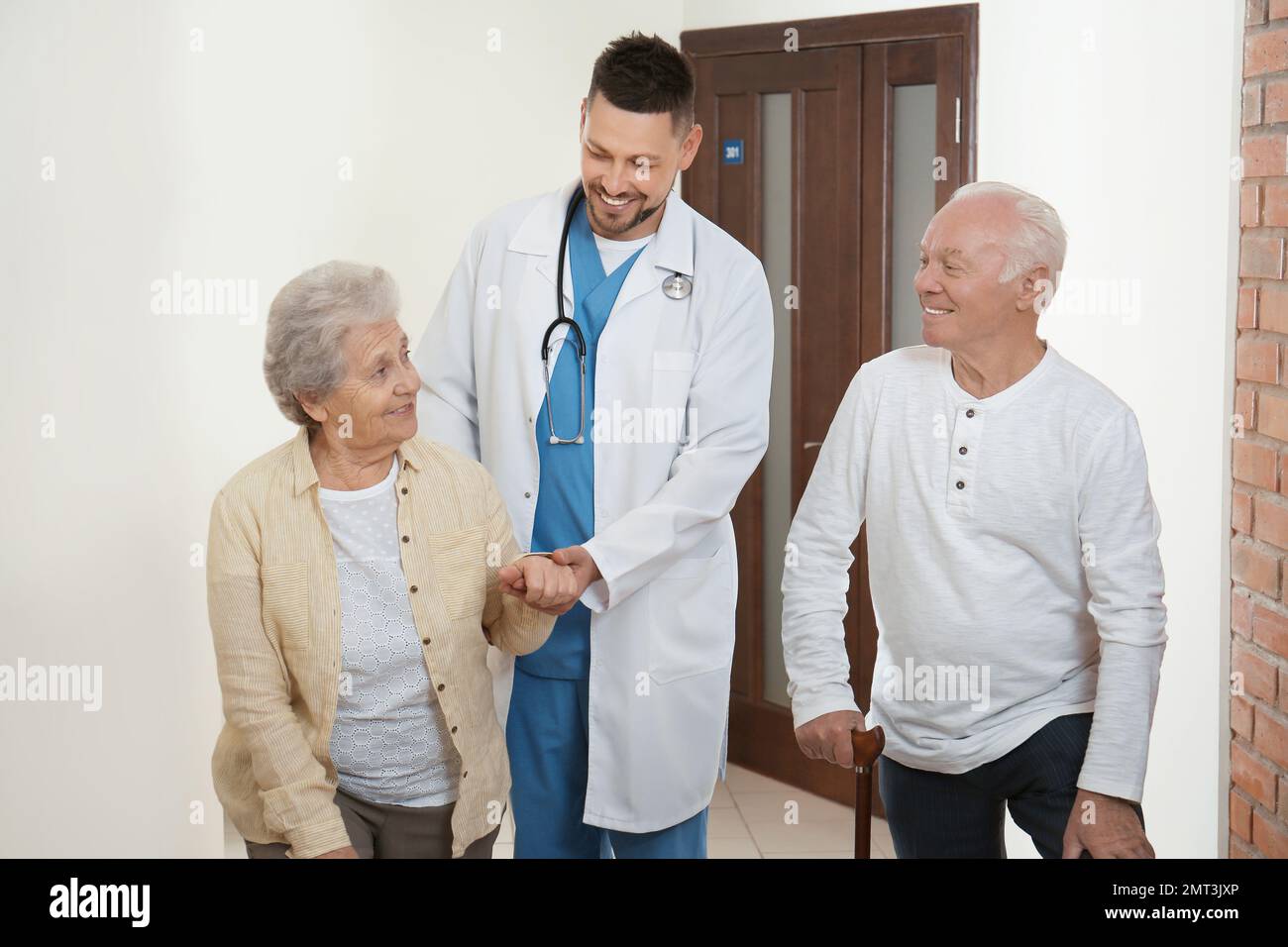 Family meeting doctor senior hi-res stock photography and images - Alamy