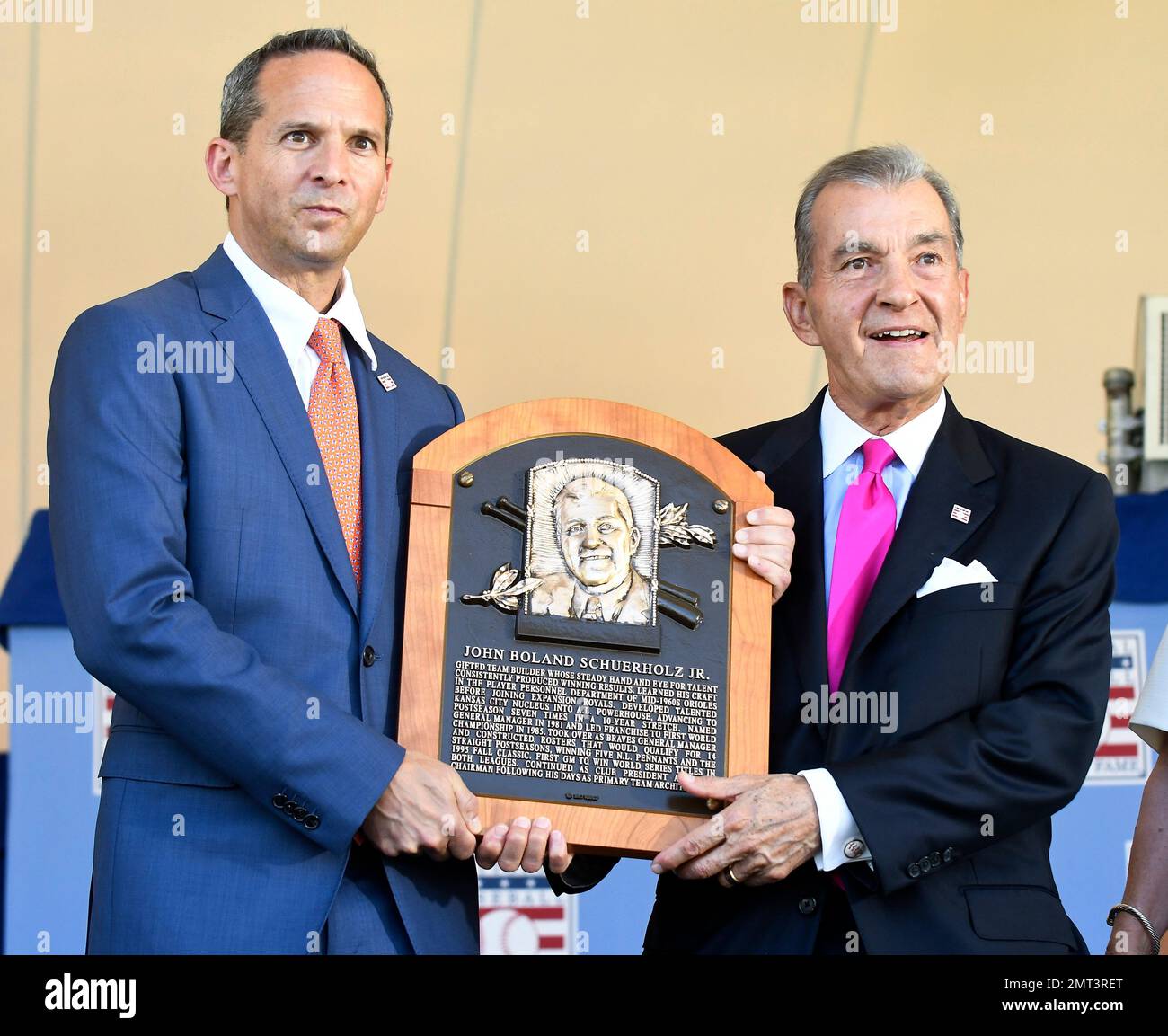 Hall of Fame president Jeff Idelson, left, presents National Baseball ...