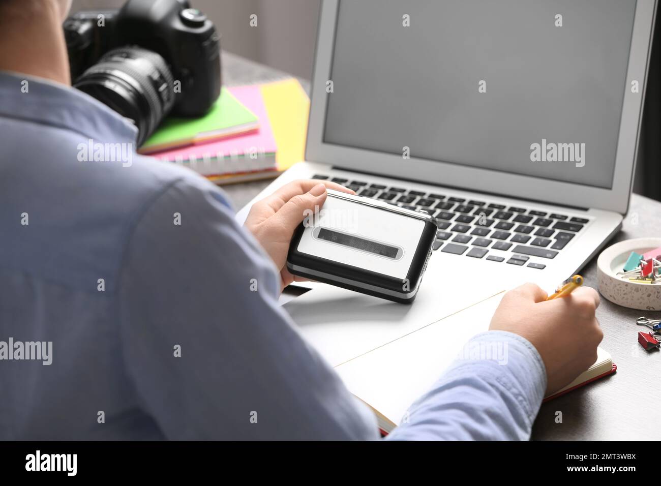 Journalist voice recorder working hi-res stock photography and images ...