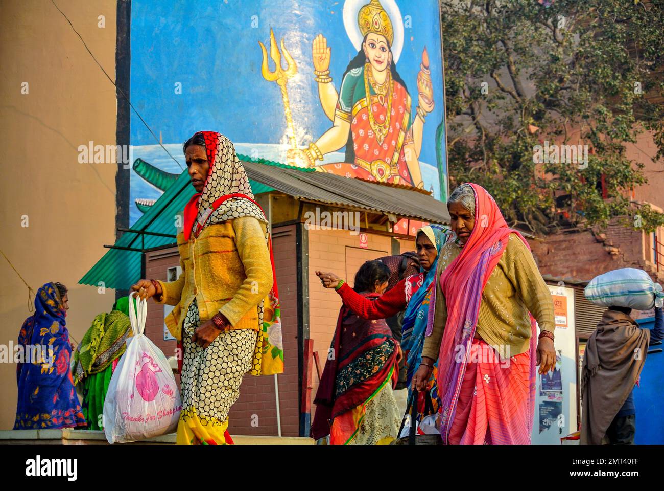 Indian pilgrims in colorful sari, indian traditional clothes, Varanasi ...