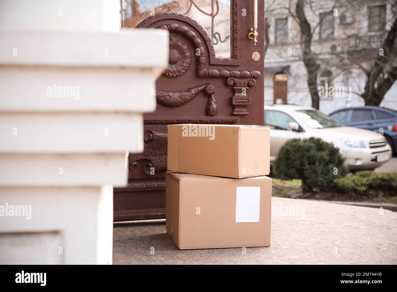 Parcel delivery door open hi-res stock photography and images - Alamy