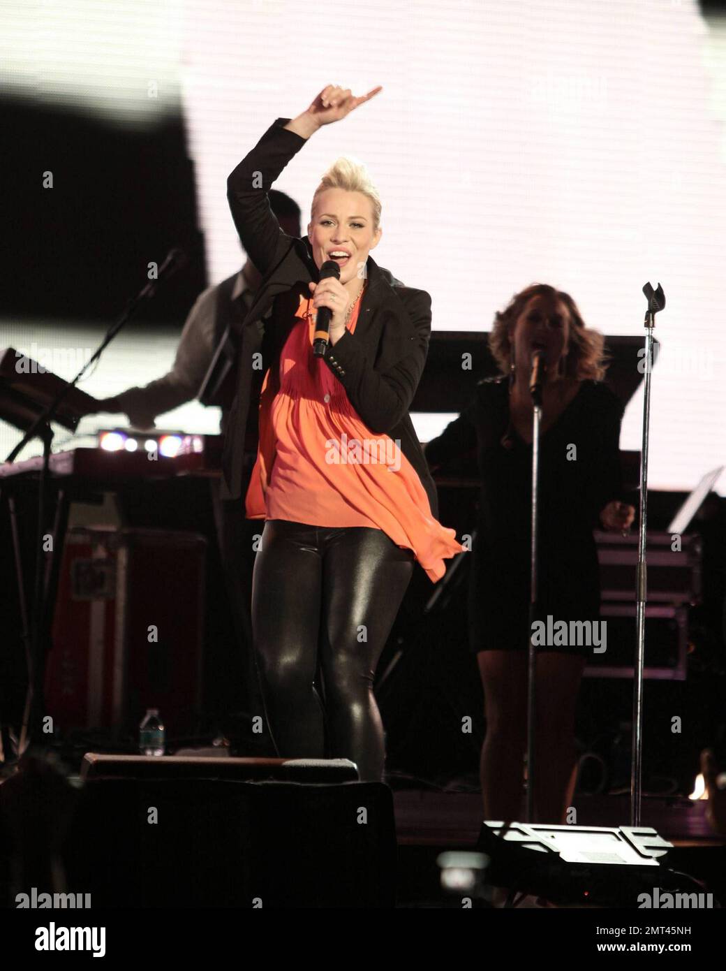 British pop singer Natasha Bedingfield shows off her super toned ...