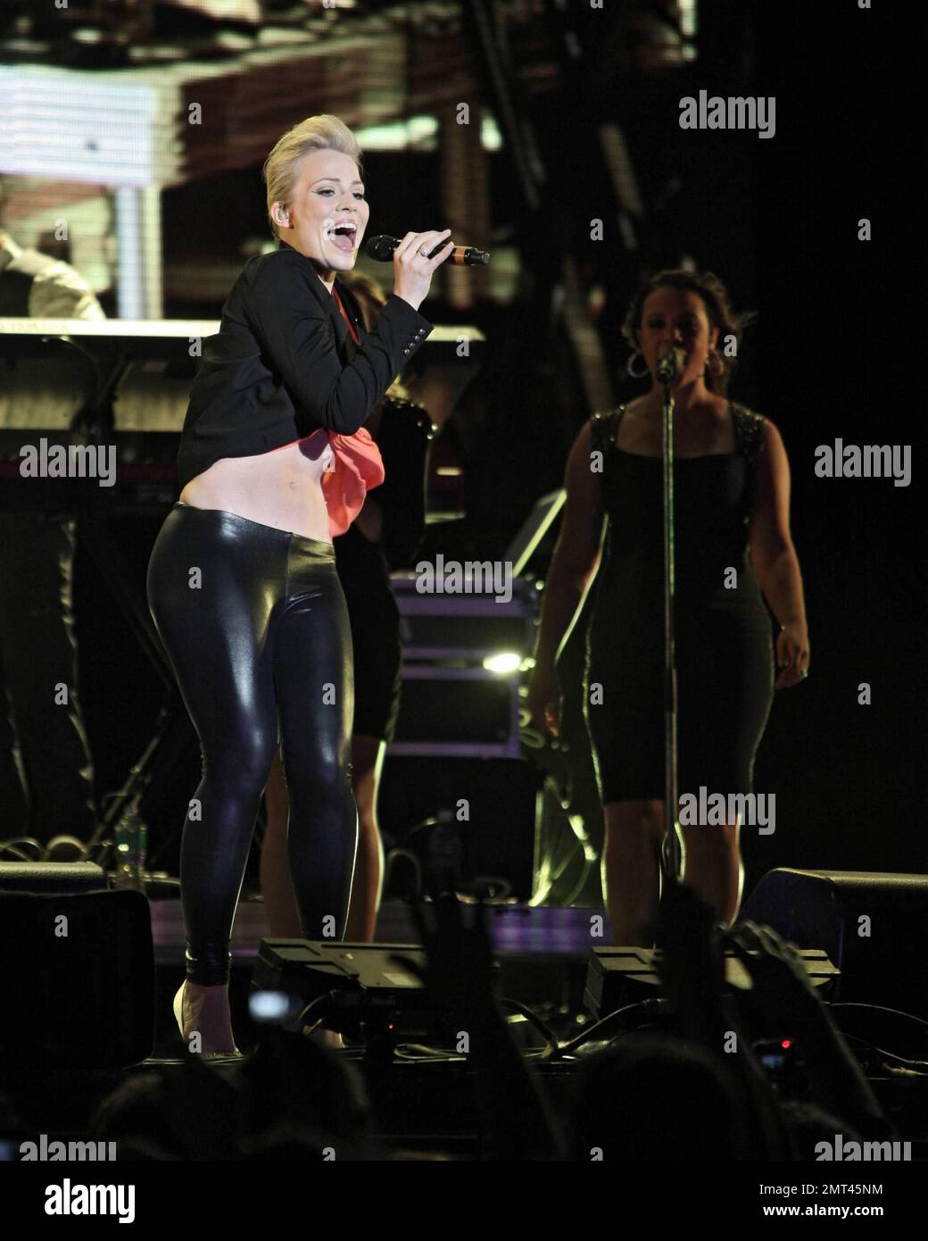 British pop singer Natasha Bedingfield shows off her super toned ...