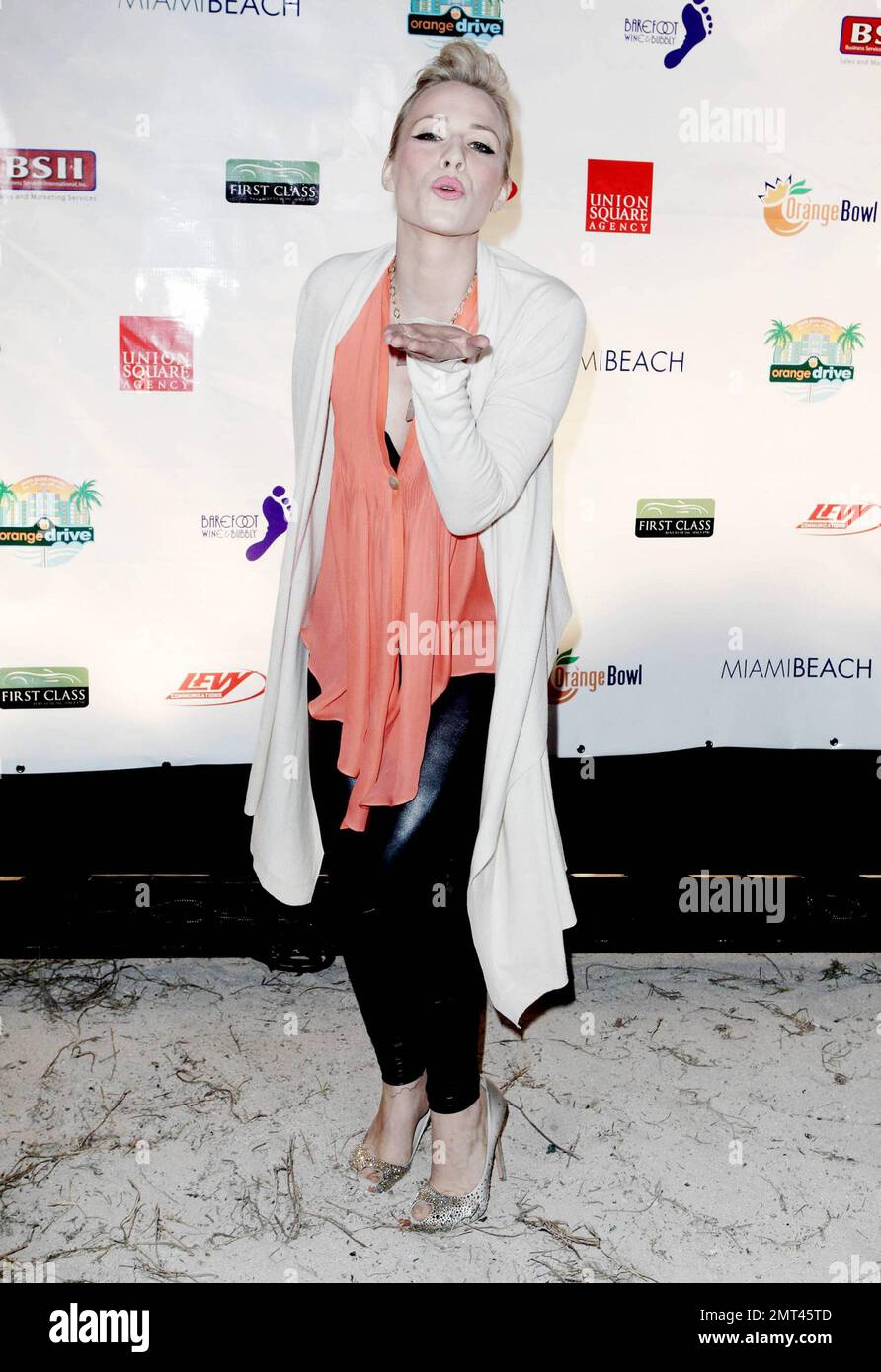 British pop singer Natasha Bedingfield shows off her super toned ...