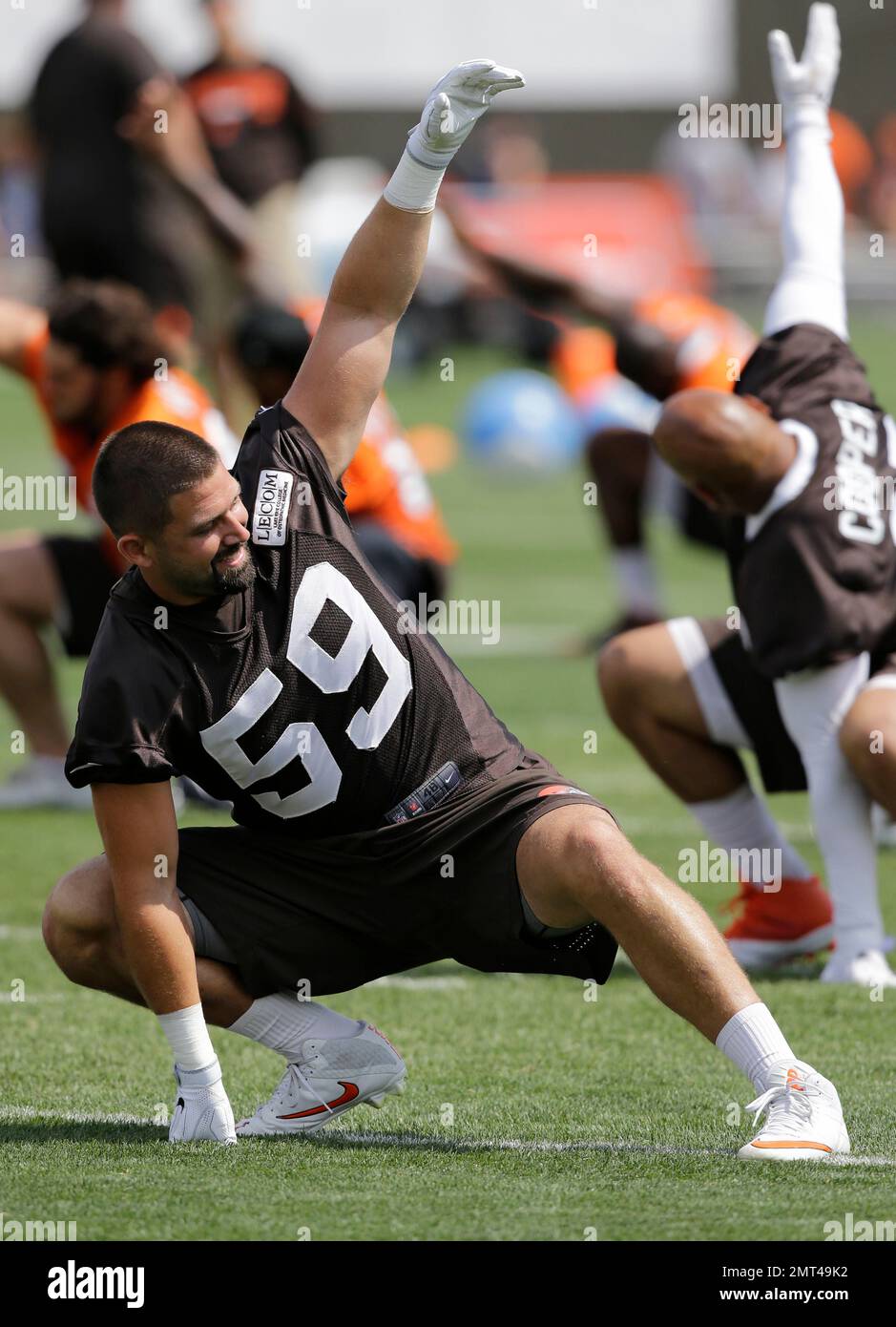 Cleveland Browns inside linebacker Tank Carder (59) stretches during ...