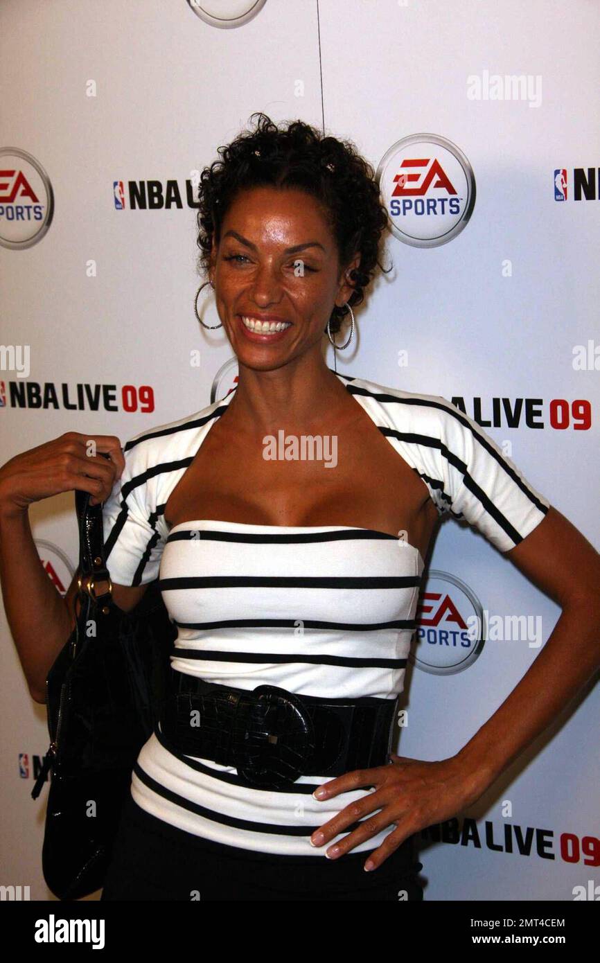 Michael Strahan and Nicole Murphy attend the EA Sports NBA Live 09 ...