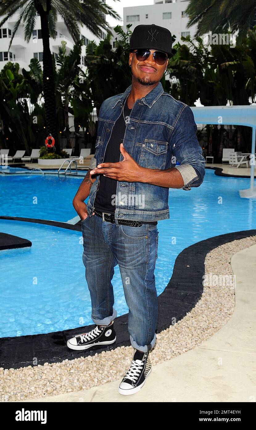Ne-Yo poses for photos with fans poolside at The Raleigh Hotel during ...