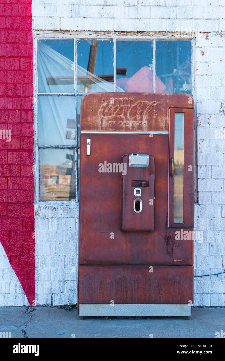 Coke machine hi-res stock photography and images - Alamy